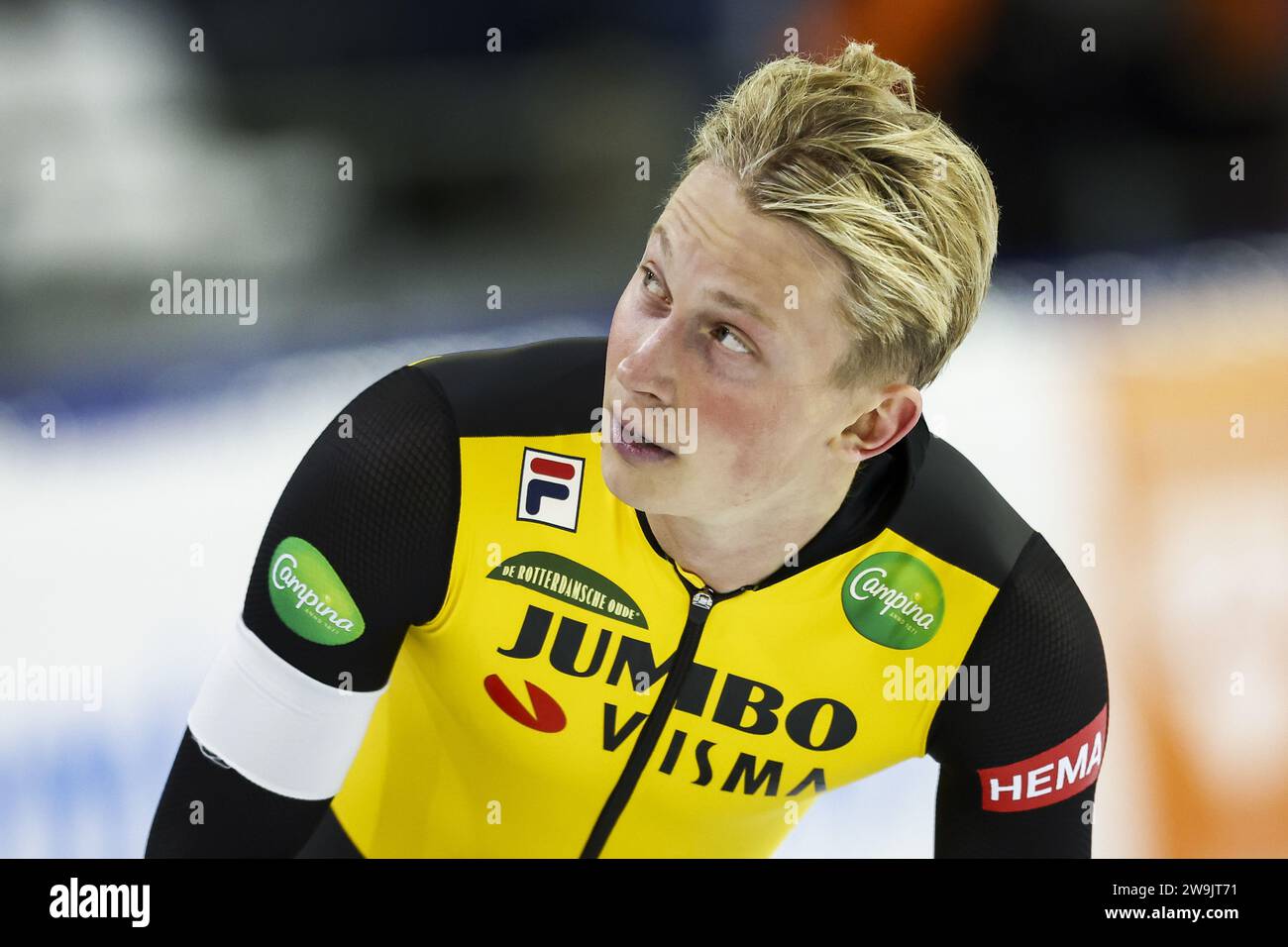 HEERENVEEN - Merijn Scheperkamp looks at the scoreboard after the 500 ...