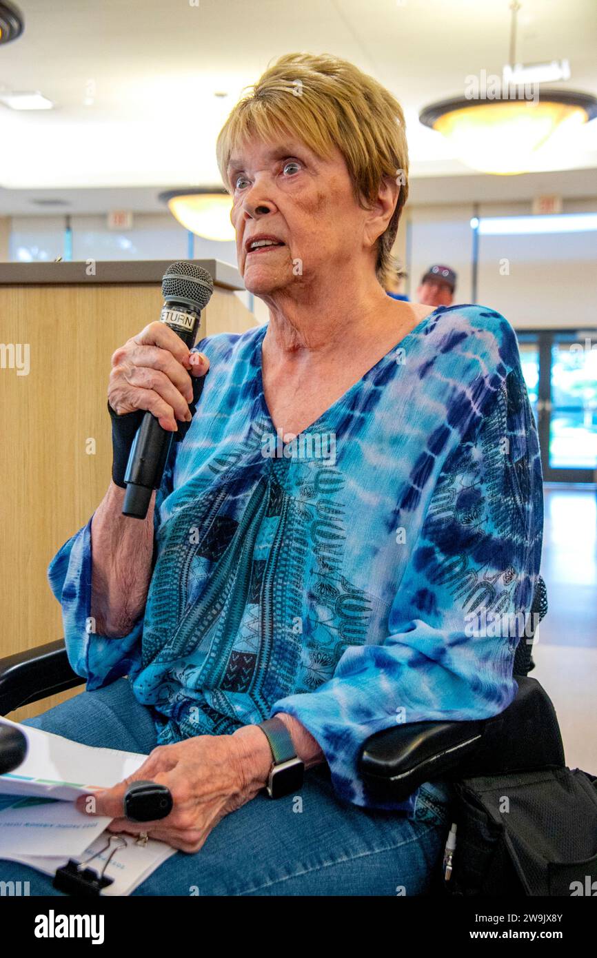 Senior citizen meeting town hall hi-res stock photography and images ...