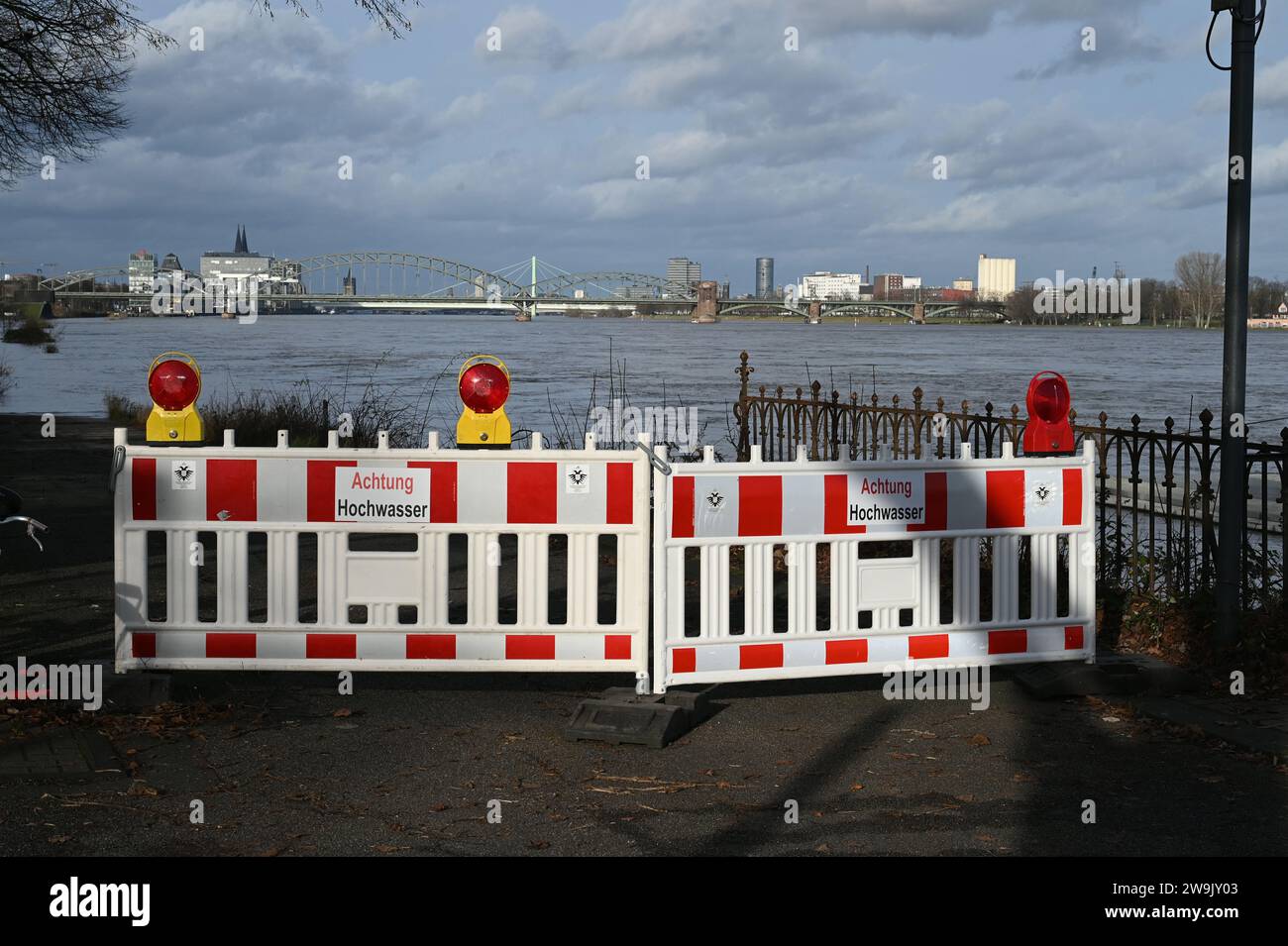 Cologne, Germany. 28th Dec, 2023. Flood barrier for pedestrians and ...