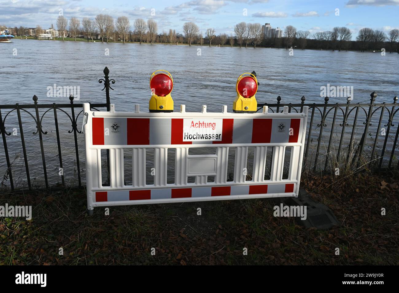 Cologne, Germany. 28th Dec, 2023. Flood barrier for pedestrians and ...