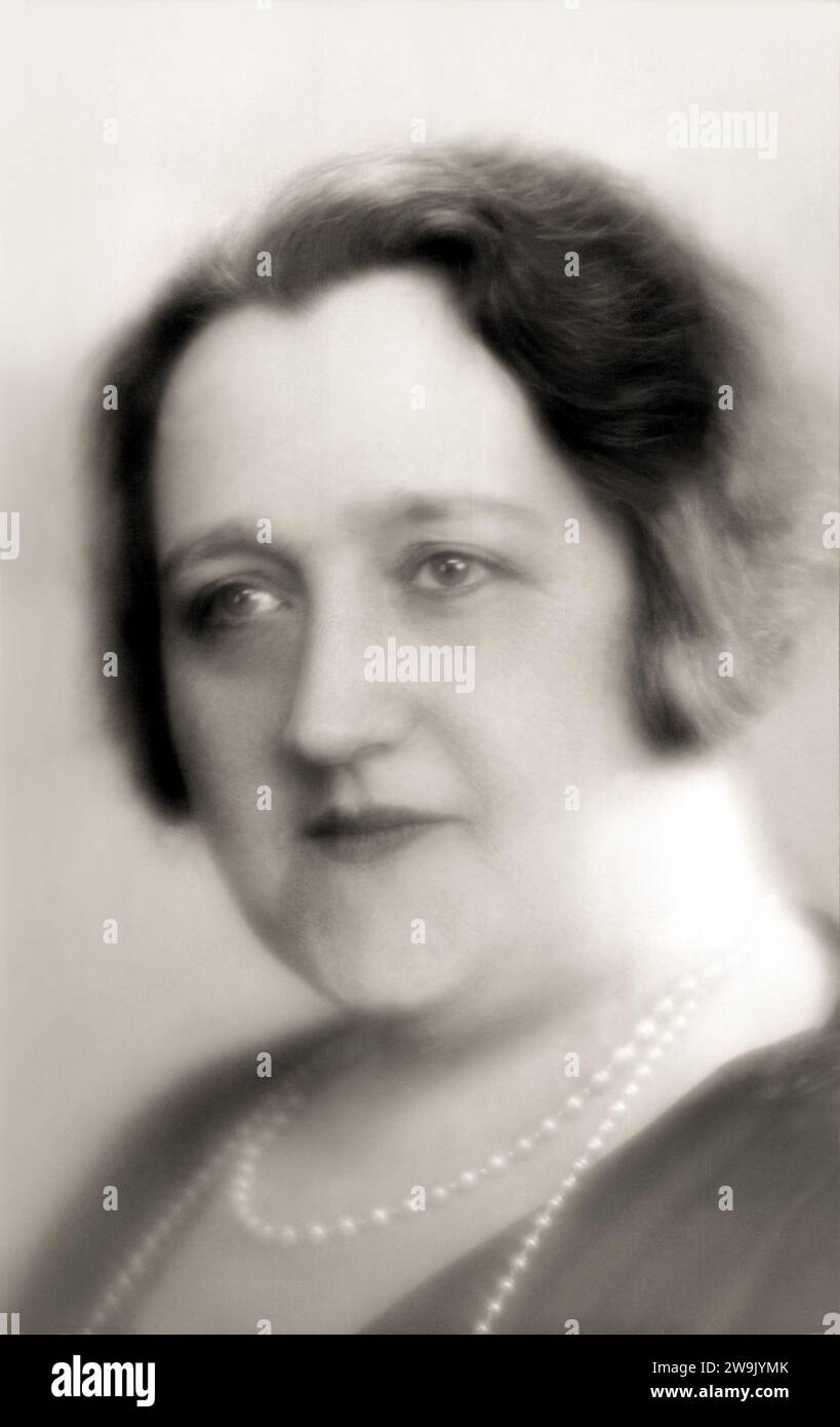 1930 c., Paris , FRANCE : The french Operatic Soprano singer GERMAINE ...