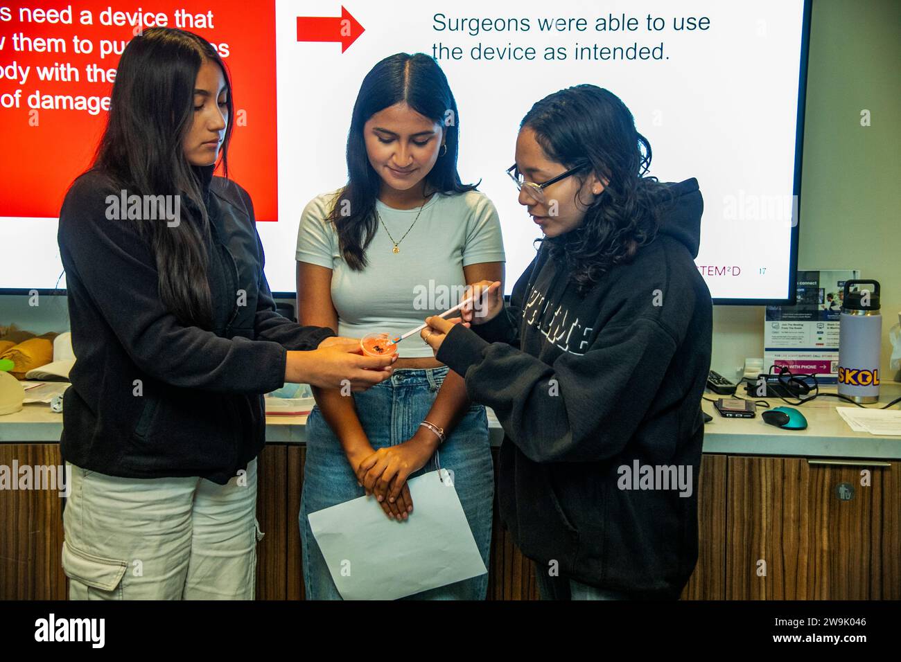 Medical technology demonstration hi-res stock photography and images ...