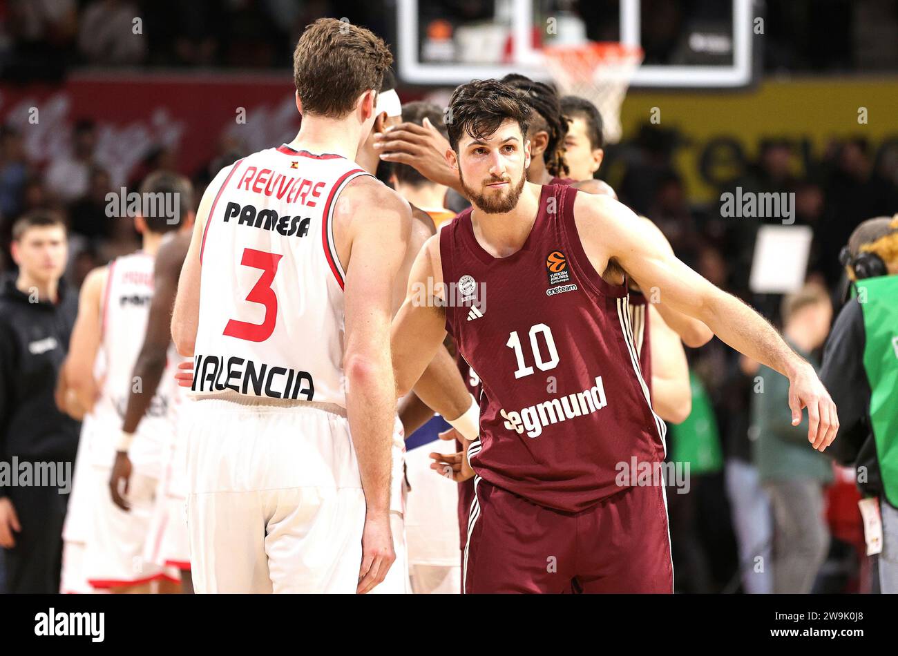 Leandro Bolmaro (Bayern Basketball, #10) klatscht mit Nathan Reuvers ...
