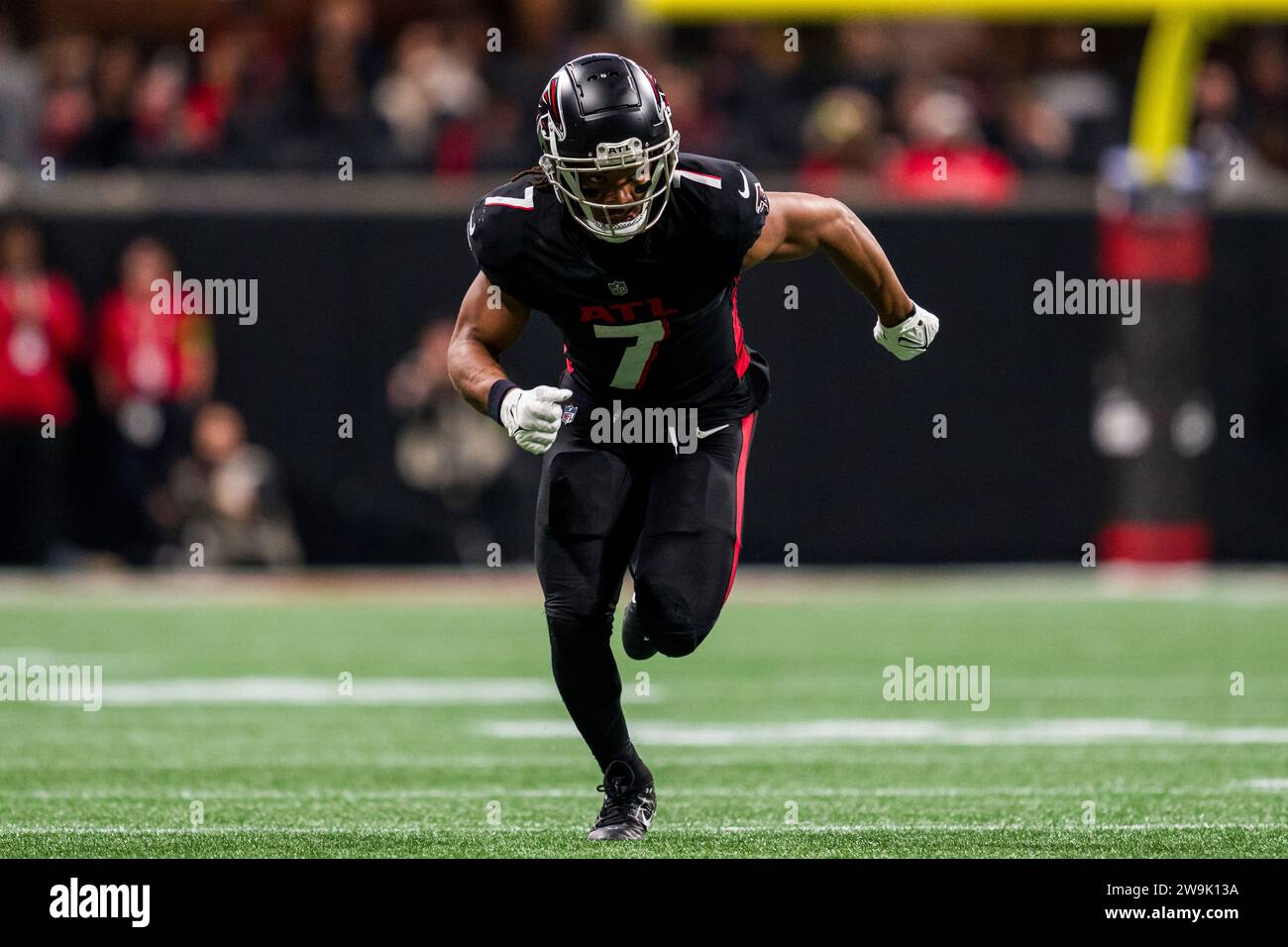 Atlanta Falcons running back Bijan Robinson (7) works during the first ...