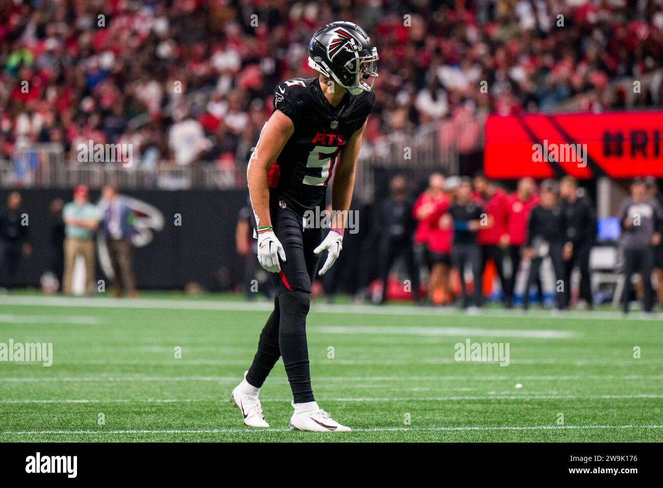 Atlanta Falcons wide receiver Drake London (5) lines up during the ...