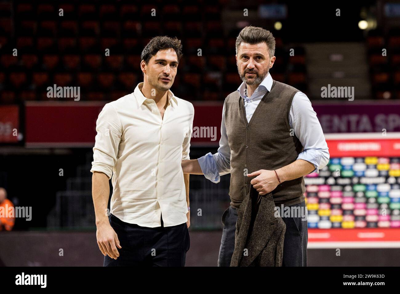 Shootout zwischen Marko Pesic (Manager Gesch?ftsf?hrer FC Bayern Basketball) und Mats Hummels ...