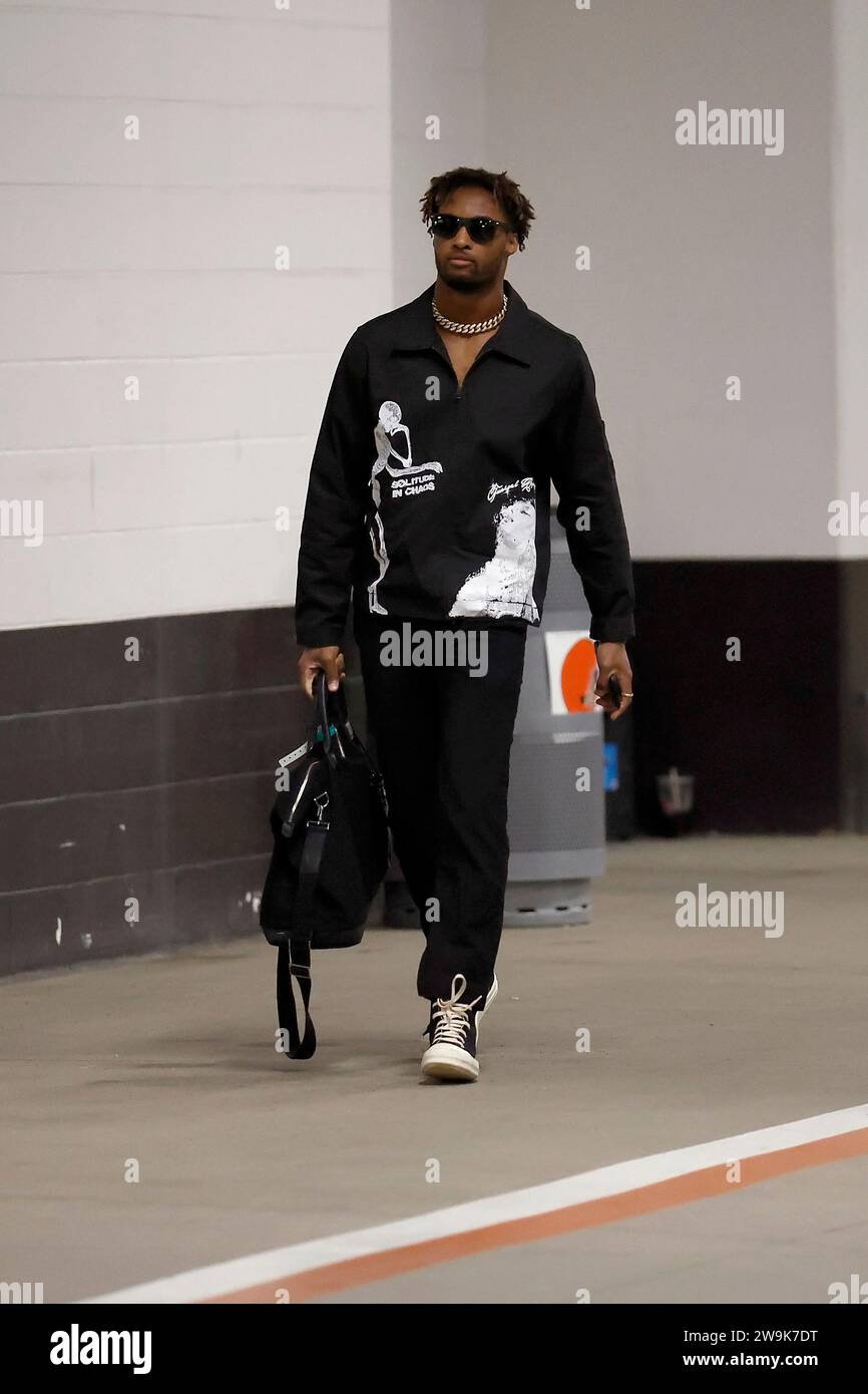 Cleveland Browns cornerback Denzel Ward (21) walks into the stadium ...