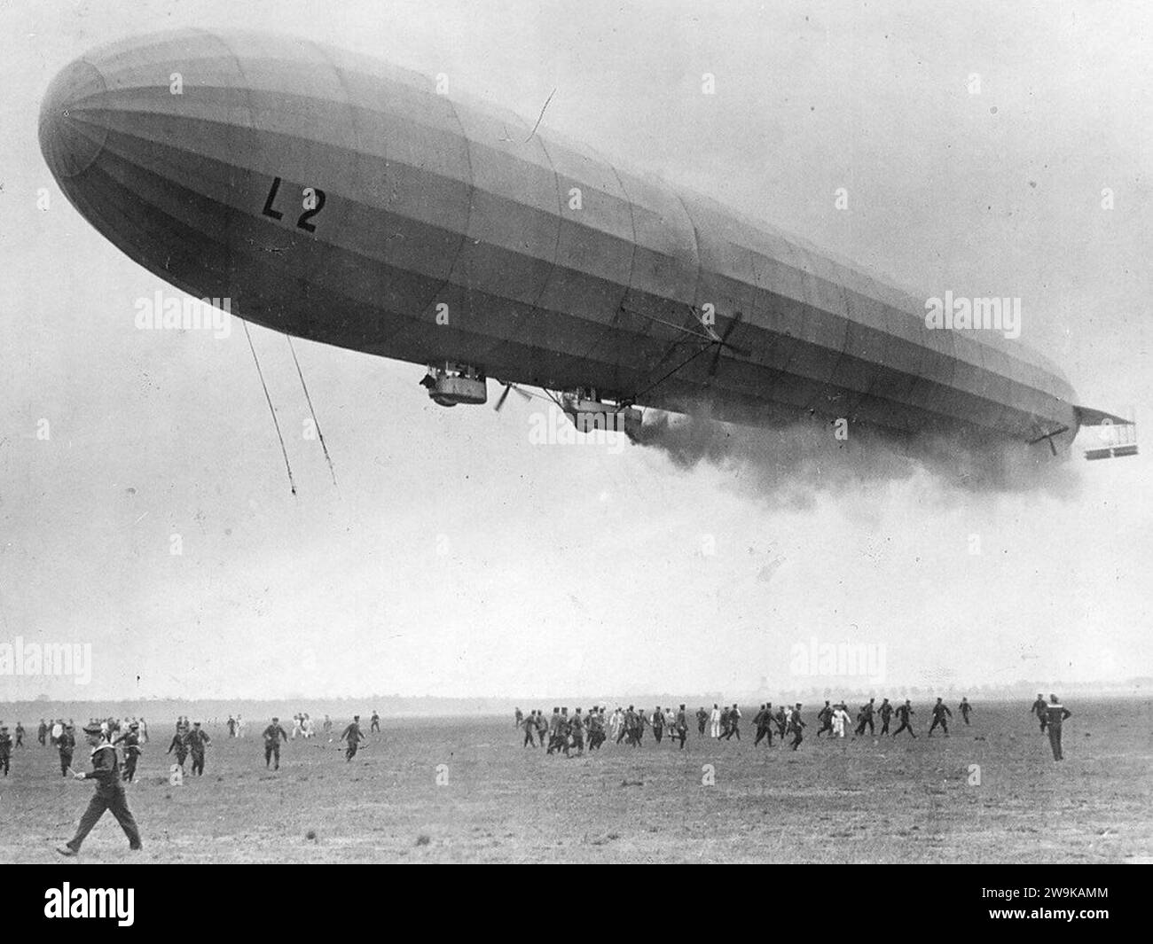 Zeppelin L2 (LZ 18) verbrennt auf dem Flughafen Johannisthal in Berlin ...
