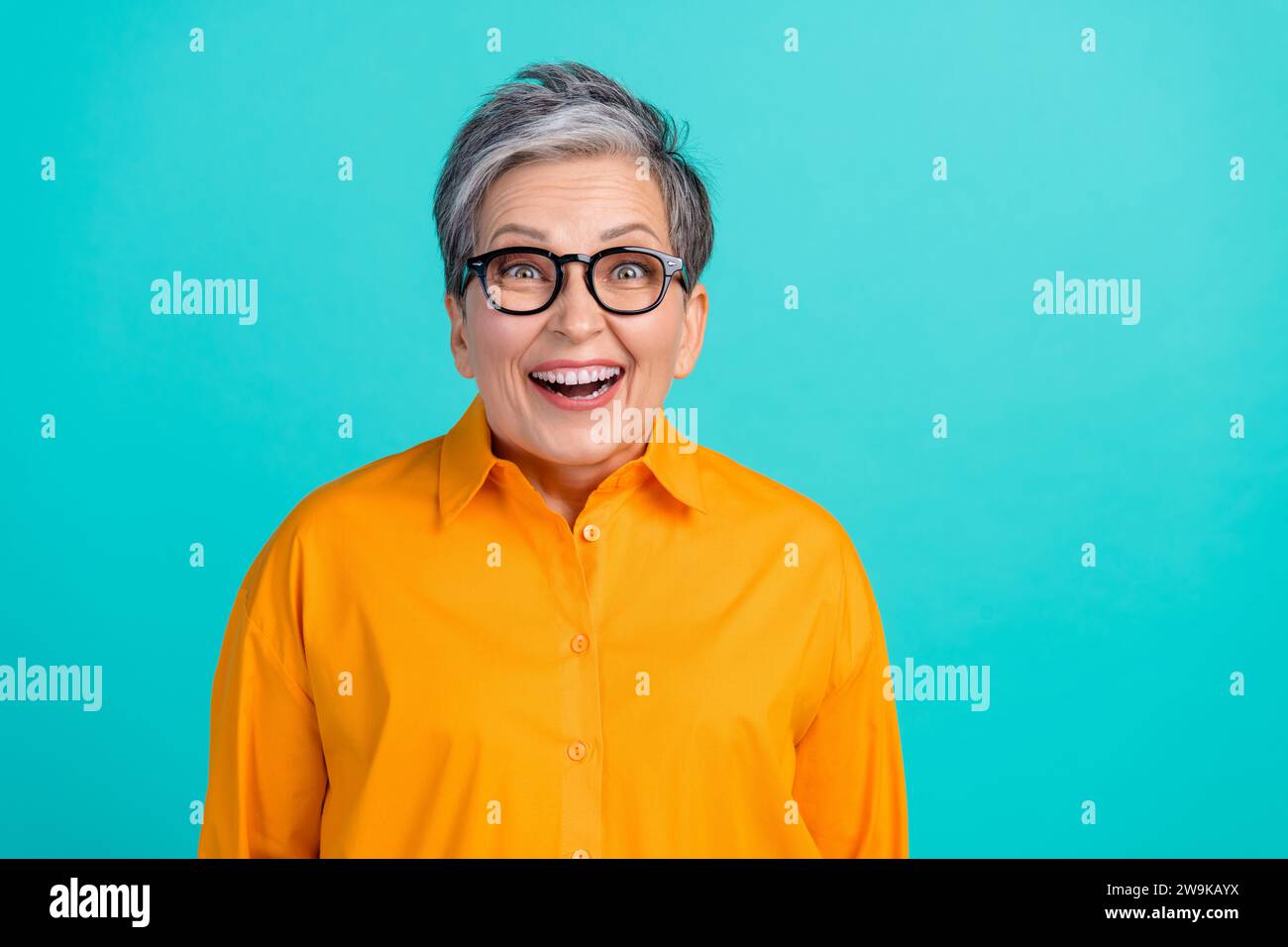Photo portrait of laughing crazy pensioner grandmother in good mood ...