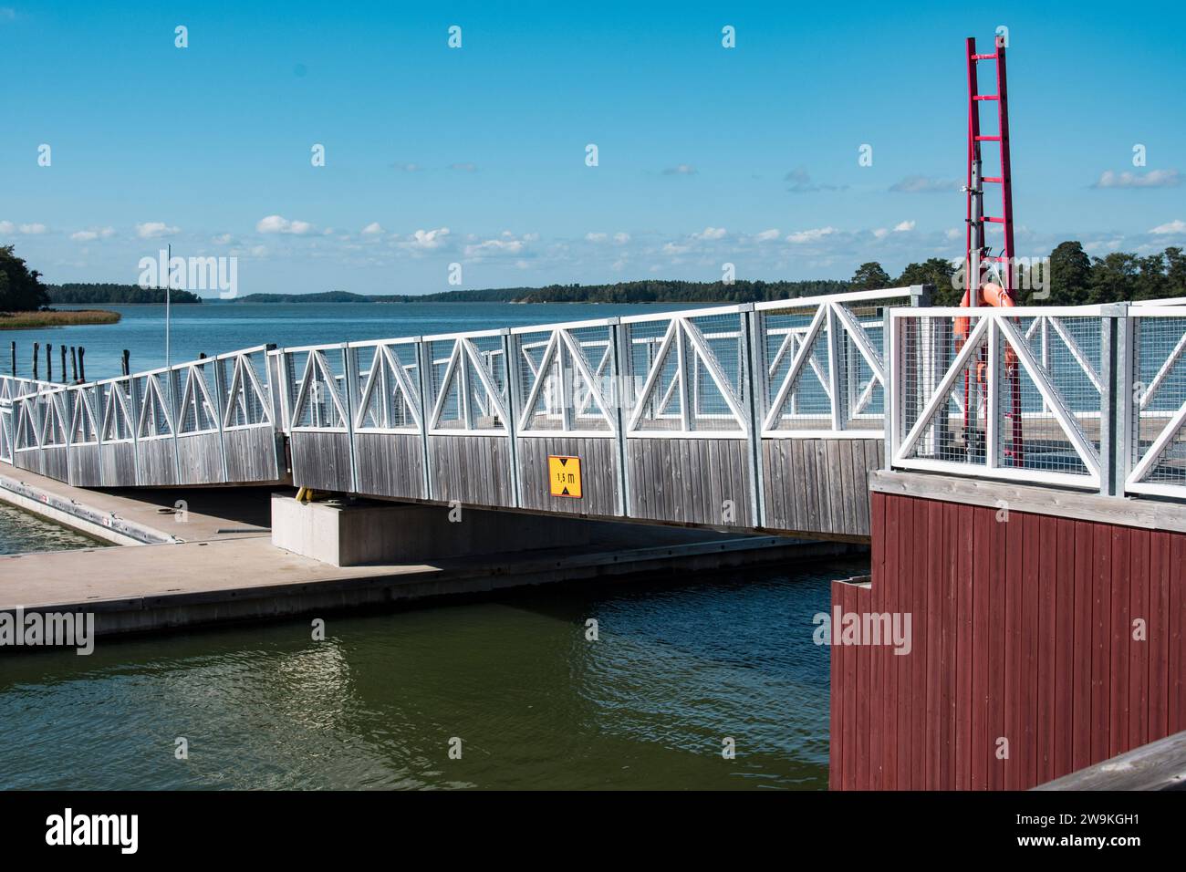 Holzsteg im Kuestenort Naantali in Finnland. Foto:Winfried Rothermel ...