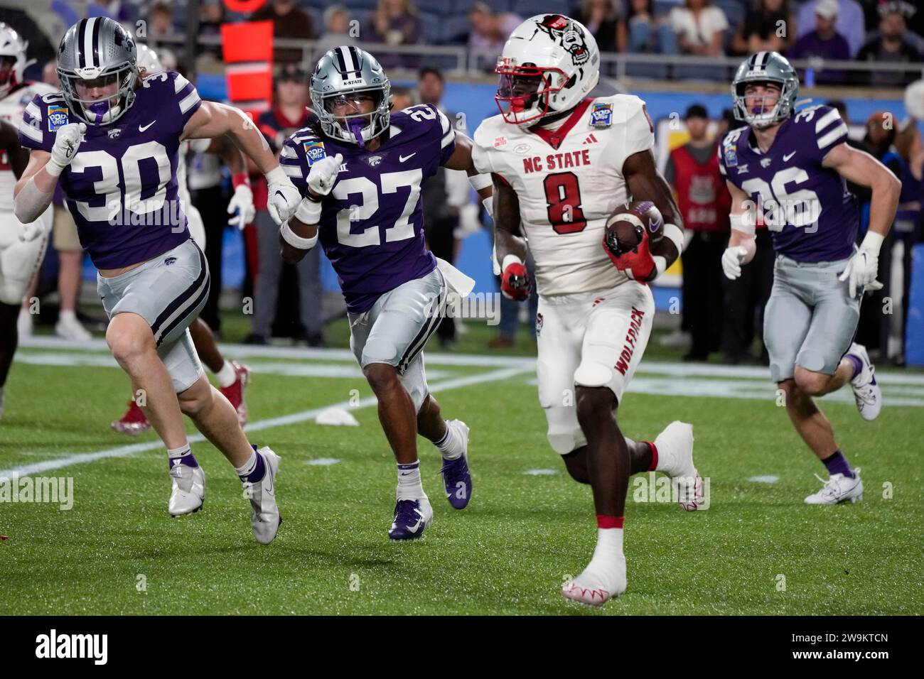 North Carolina State's Julian Gray (8) returns a kickoff as Kansas ...