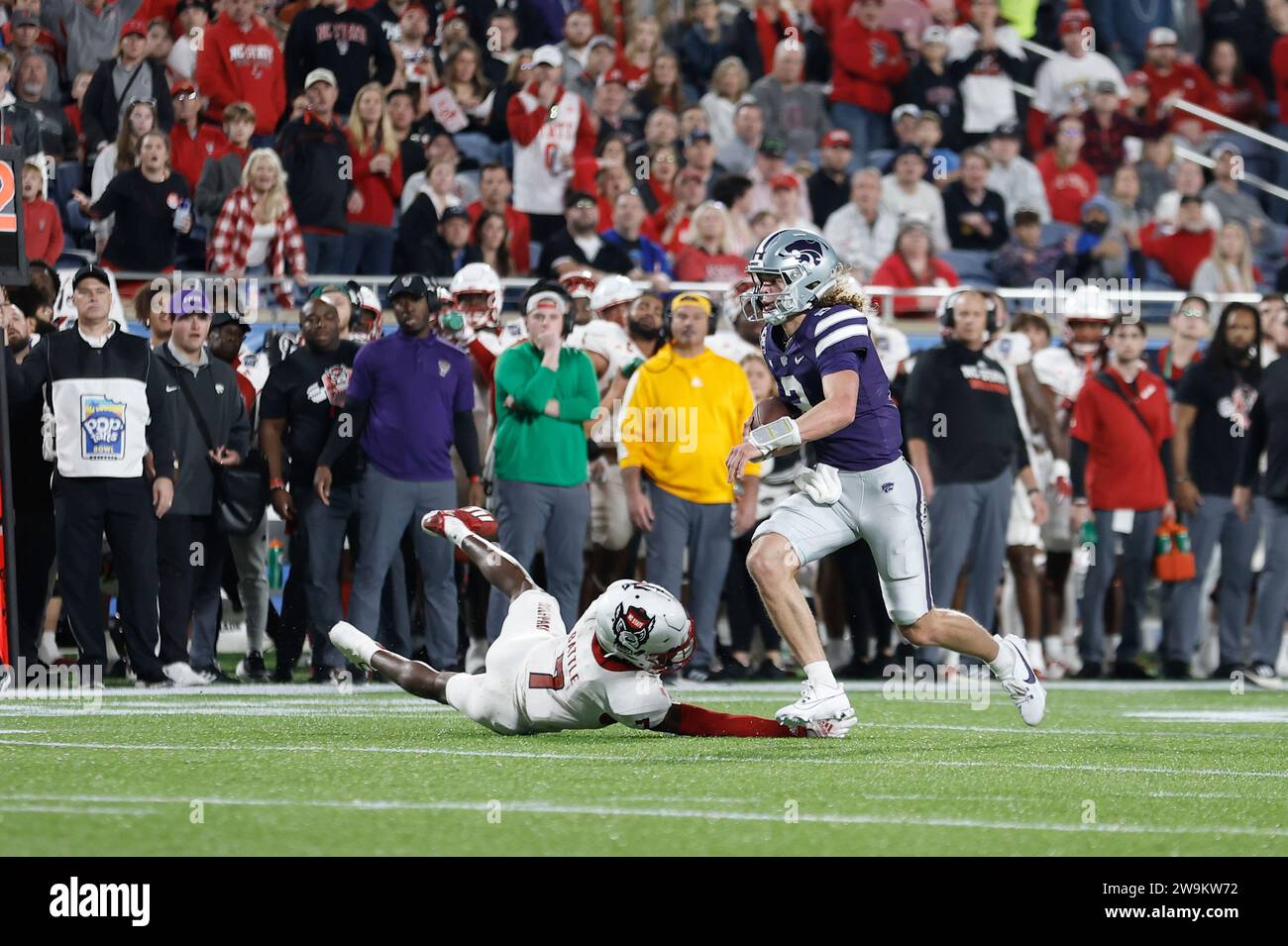 ORLANDO, FL - DECEMBER 28: Kansas State Wildcats quarterback Jake ...