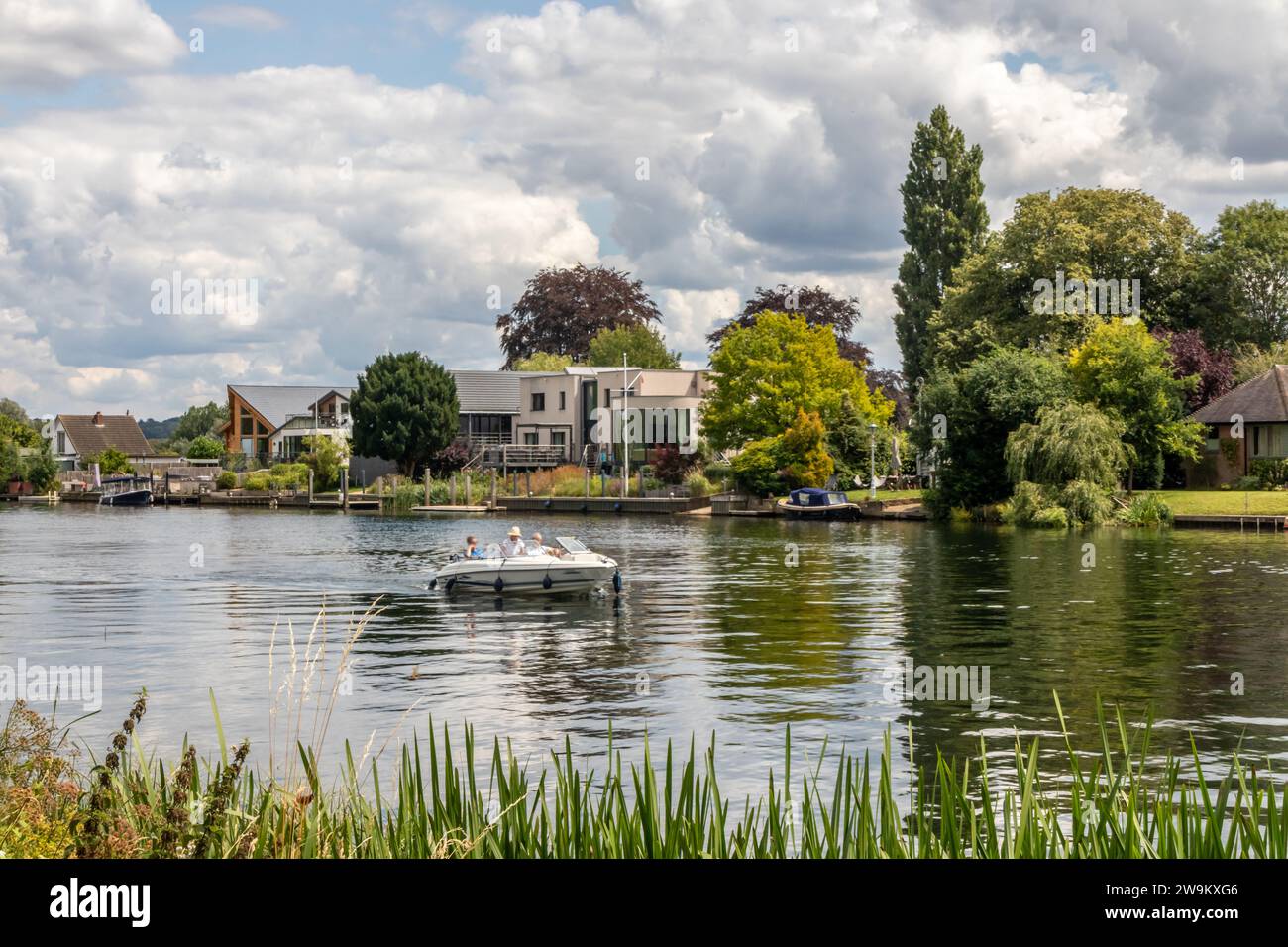 Summer days on the River Thames, Bourne End, Buckinghamshire, England ...
