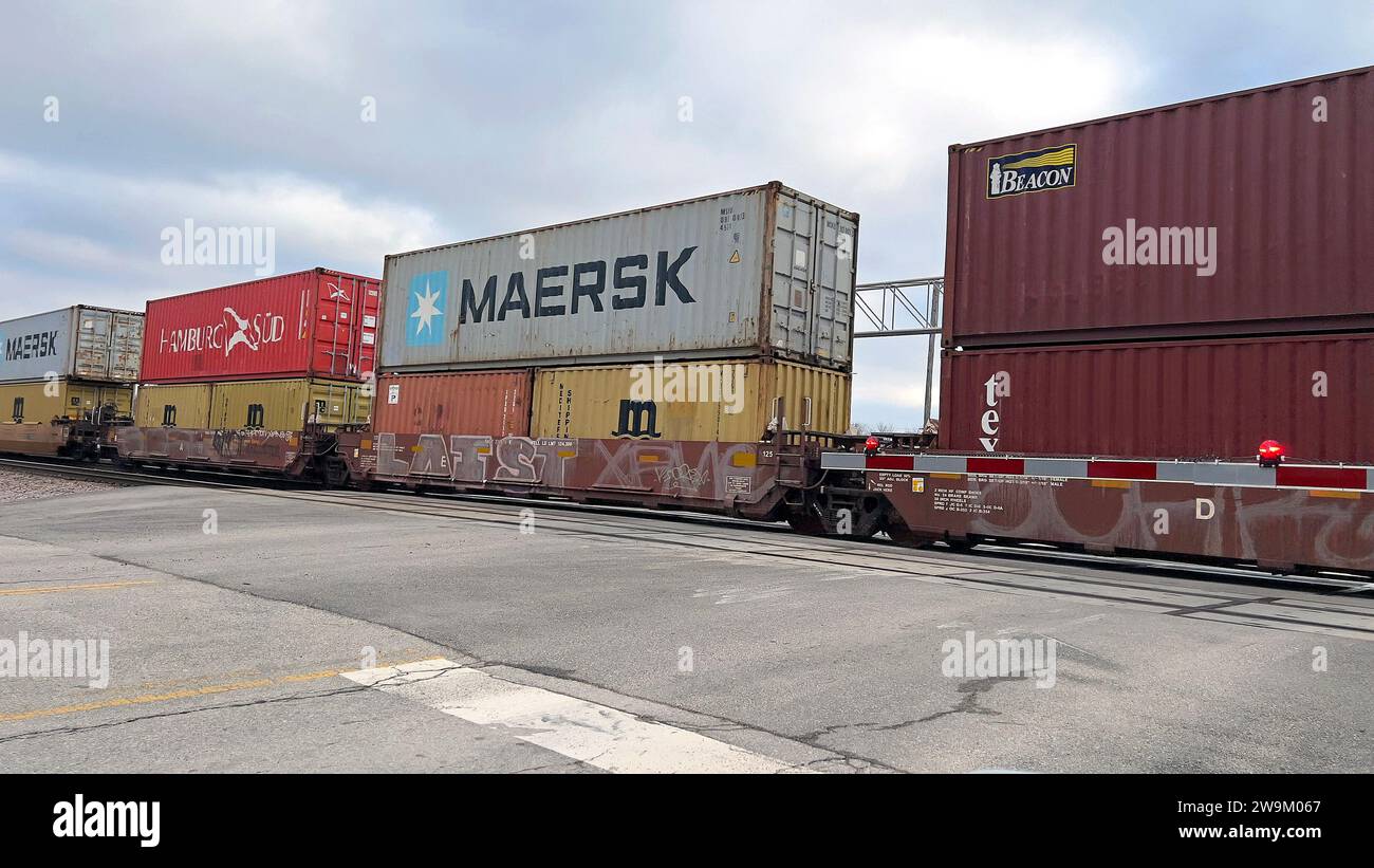 EMPORIA, KANSAS, USA - DECEMBER 28, 2023 A Burlington Northern Santa Fe (BSNF) freight train ...