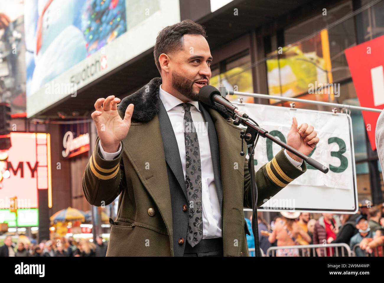 New York, USA. 28th Dec, 2023. Magician Devonte Rosero speaks as people ...
