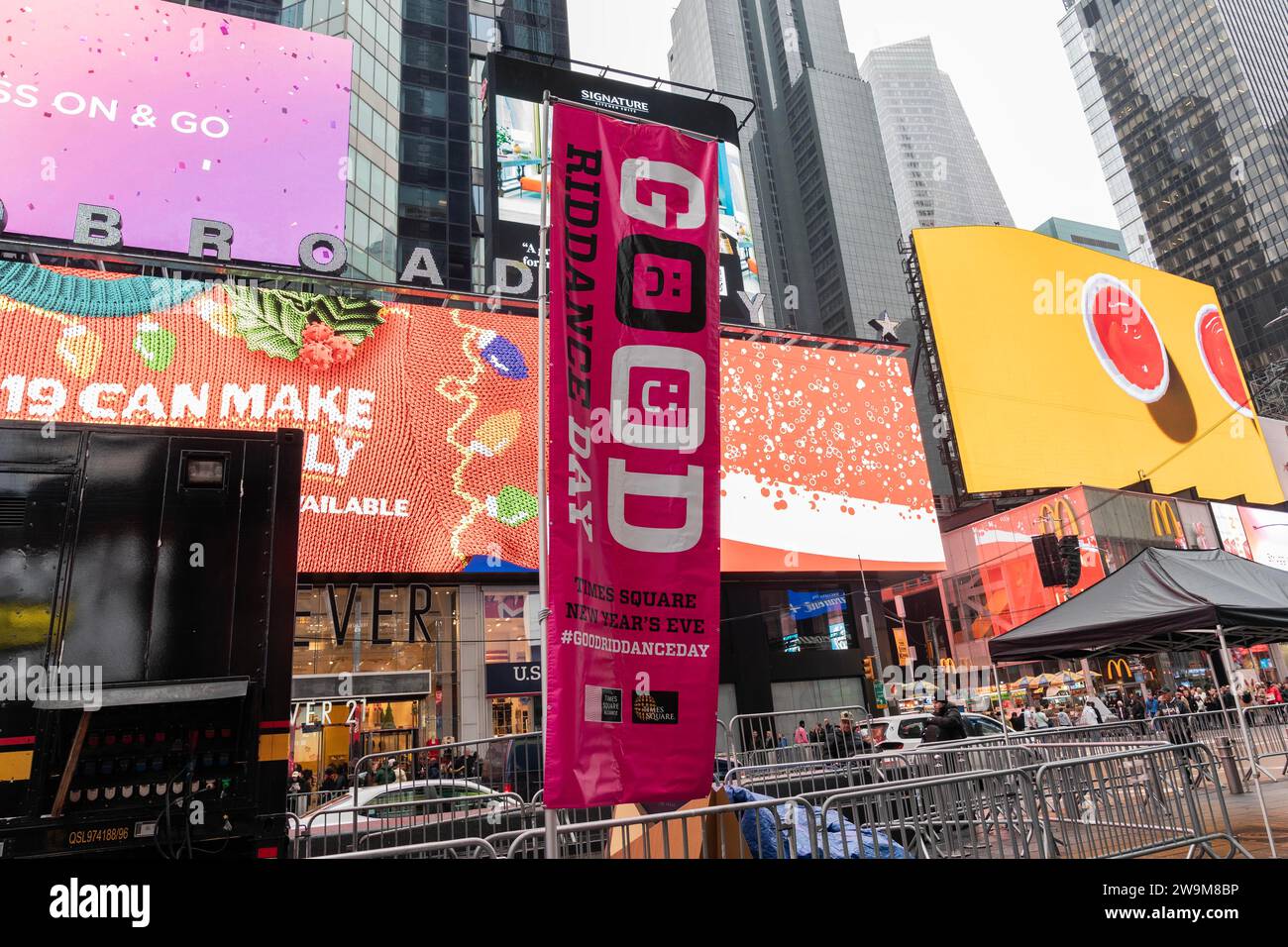 New York, New York, USA. 28th Dec, 2023. Atmosphere as people from ...