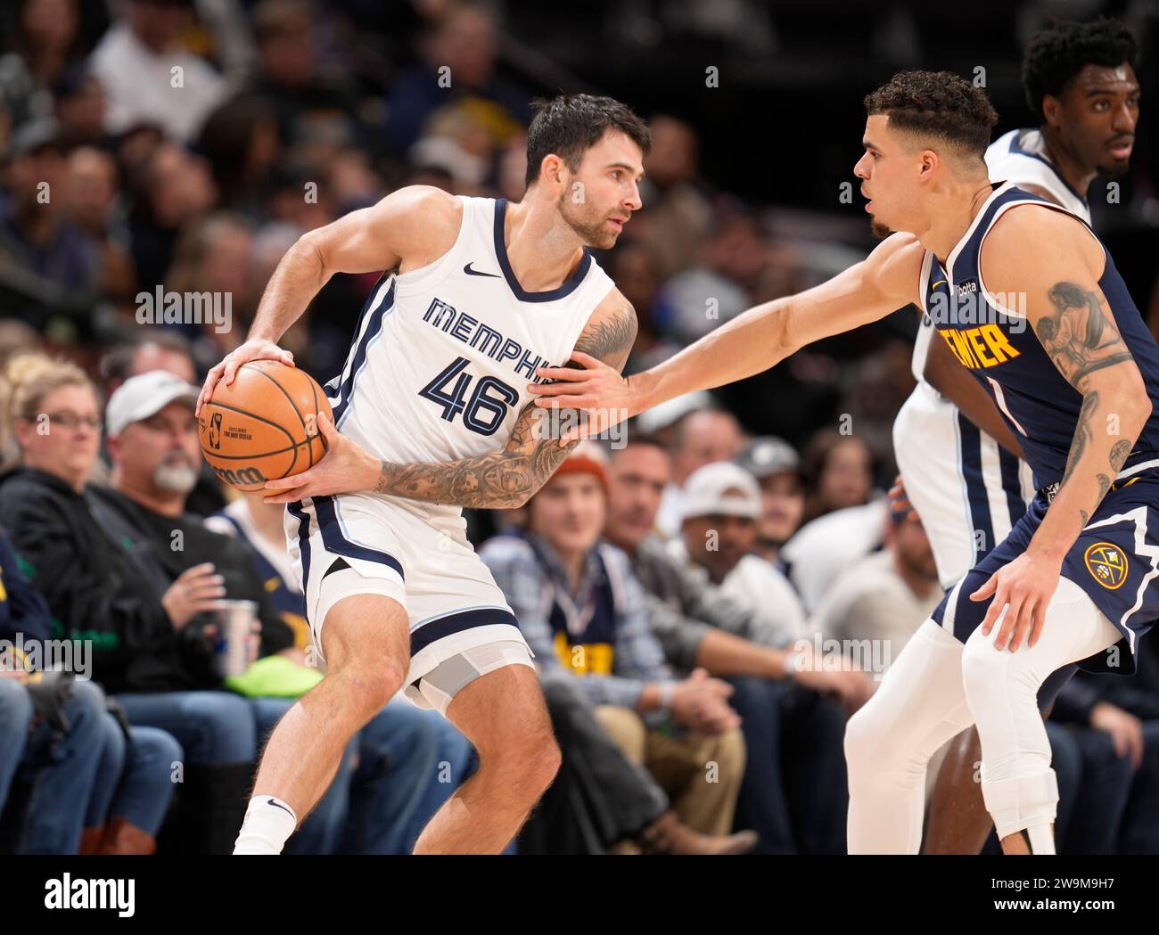 Memphis Grizzlies guard John Konchar, left, looks to pass the ball as ...