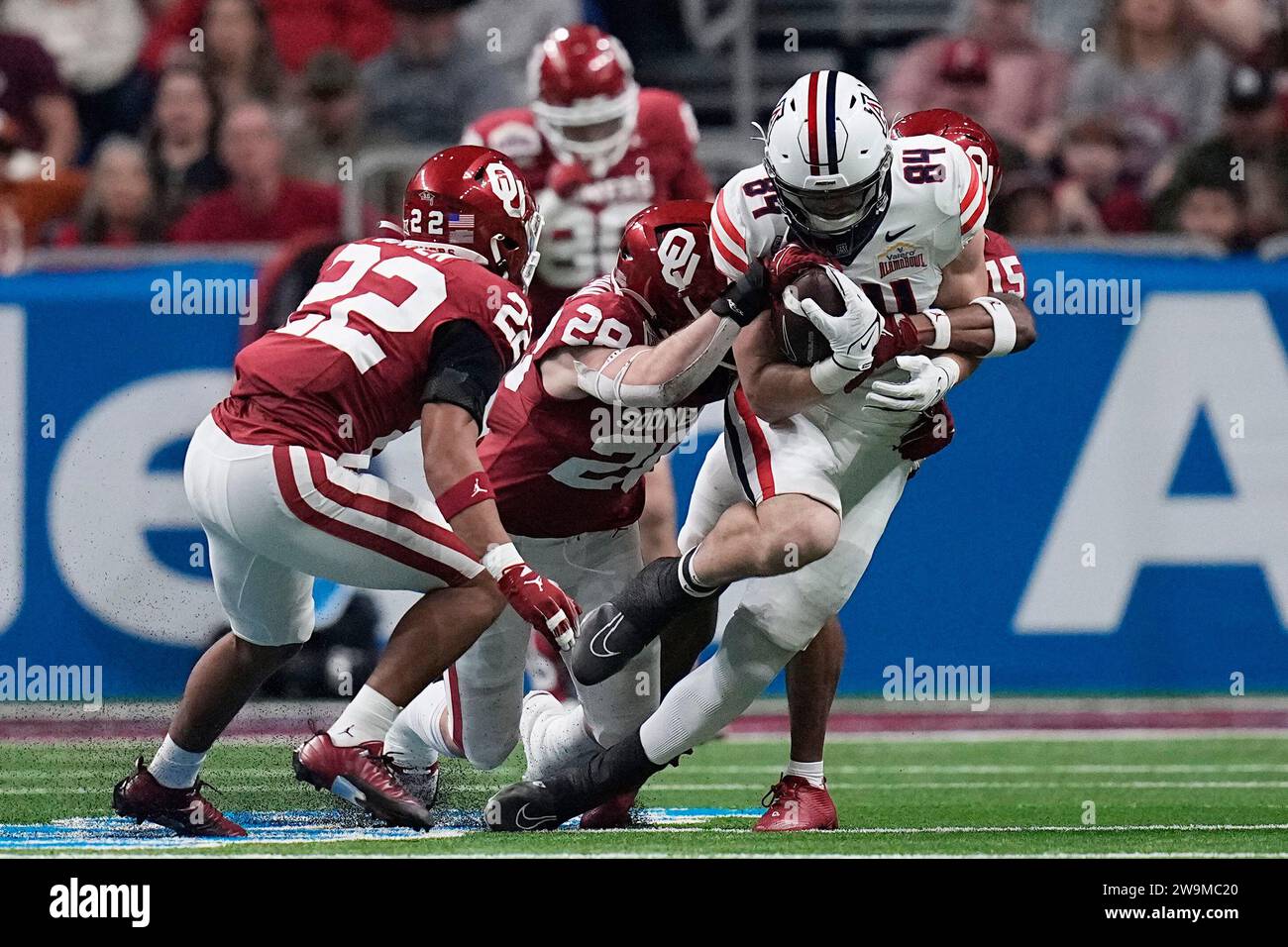 Arizona tight end Tanner McLachlan (84) is hit by Oklahoma linebacker ...