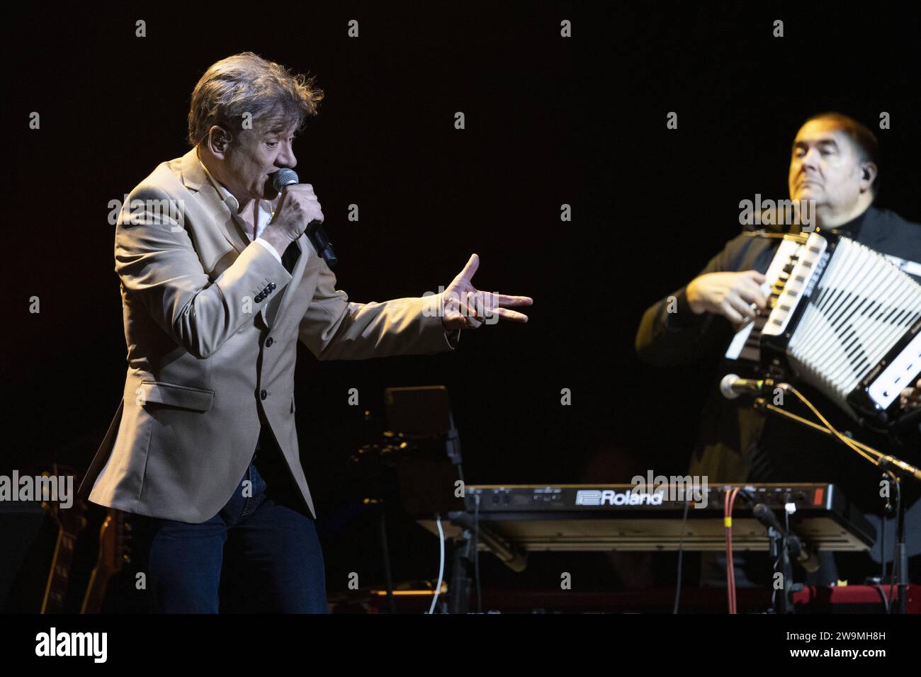 Antwerp, Belgium. 28th Dec, 2023. Singer and television presenter Bart ...