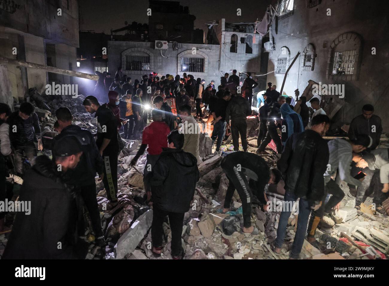 People struggle to recover bodies and injured people from under the ...