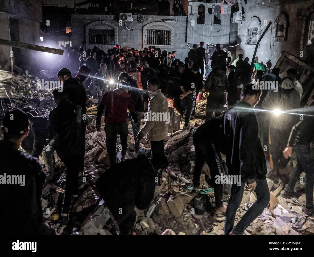 People struggle to recover bodies and injured people from under the ...