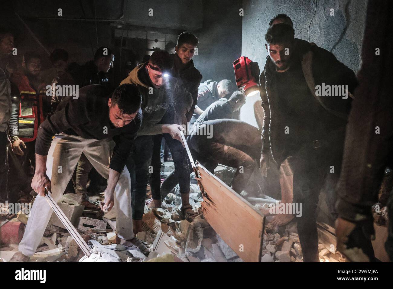 People struggle to recover bodies and injured people from under the ...