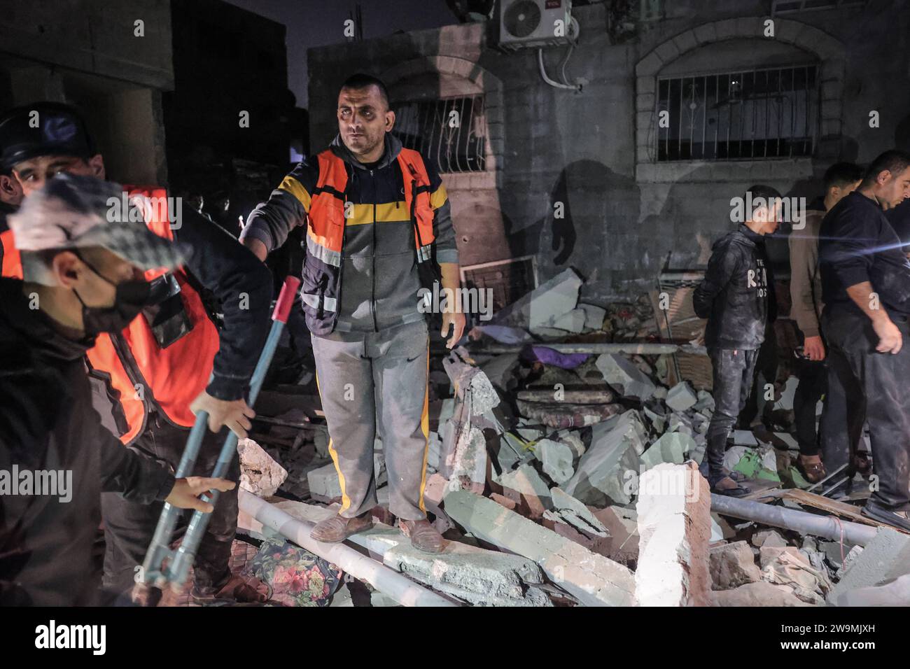 People struggle to recover bodies and injured people from under the ...