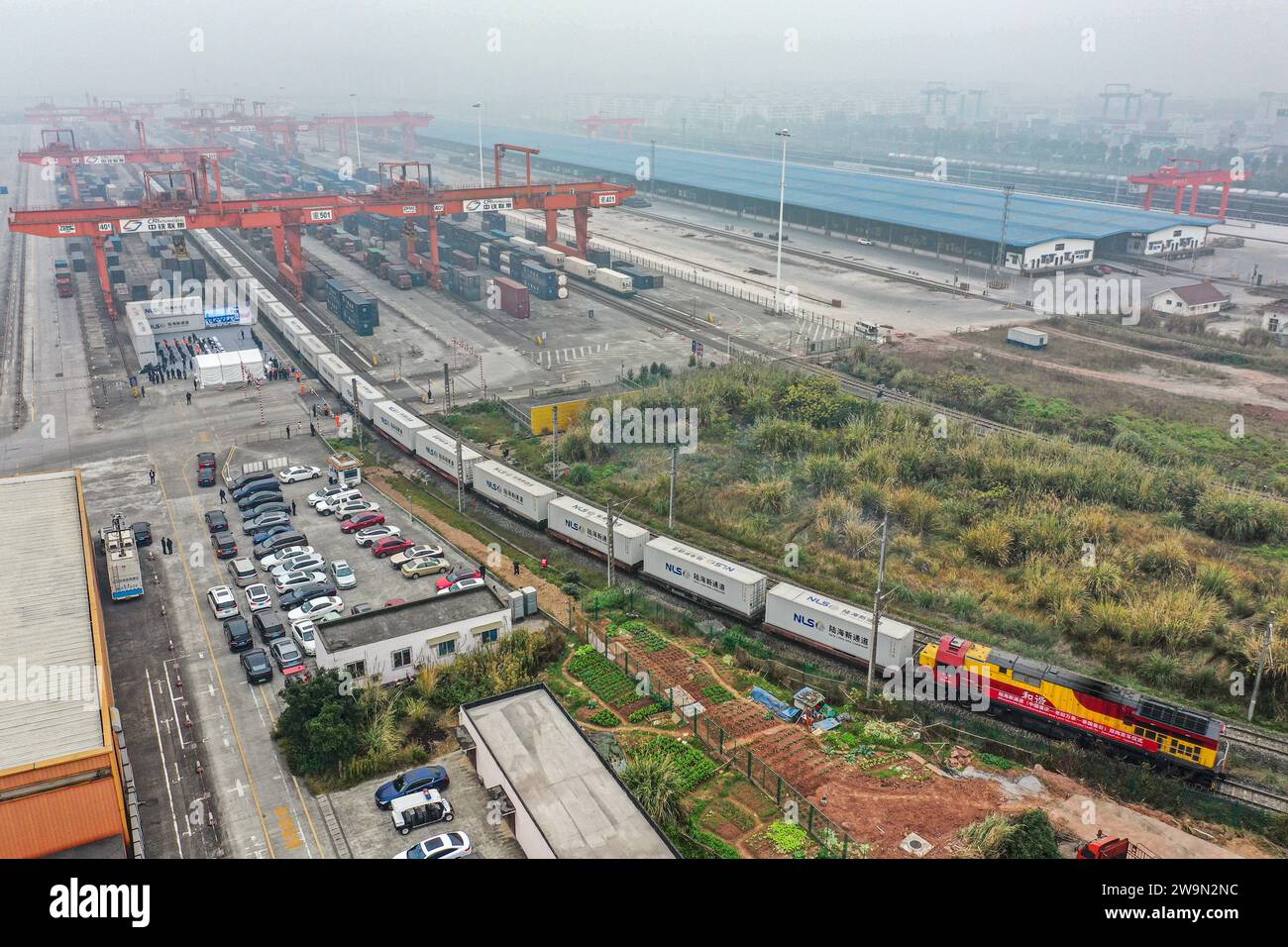 (231229) -- CHONGQING, Dec. 29, 2023 (Xinhua) -- This aerial photo taken on Dec. 29, 2023 shows ...
