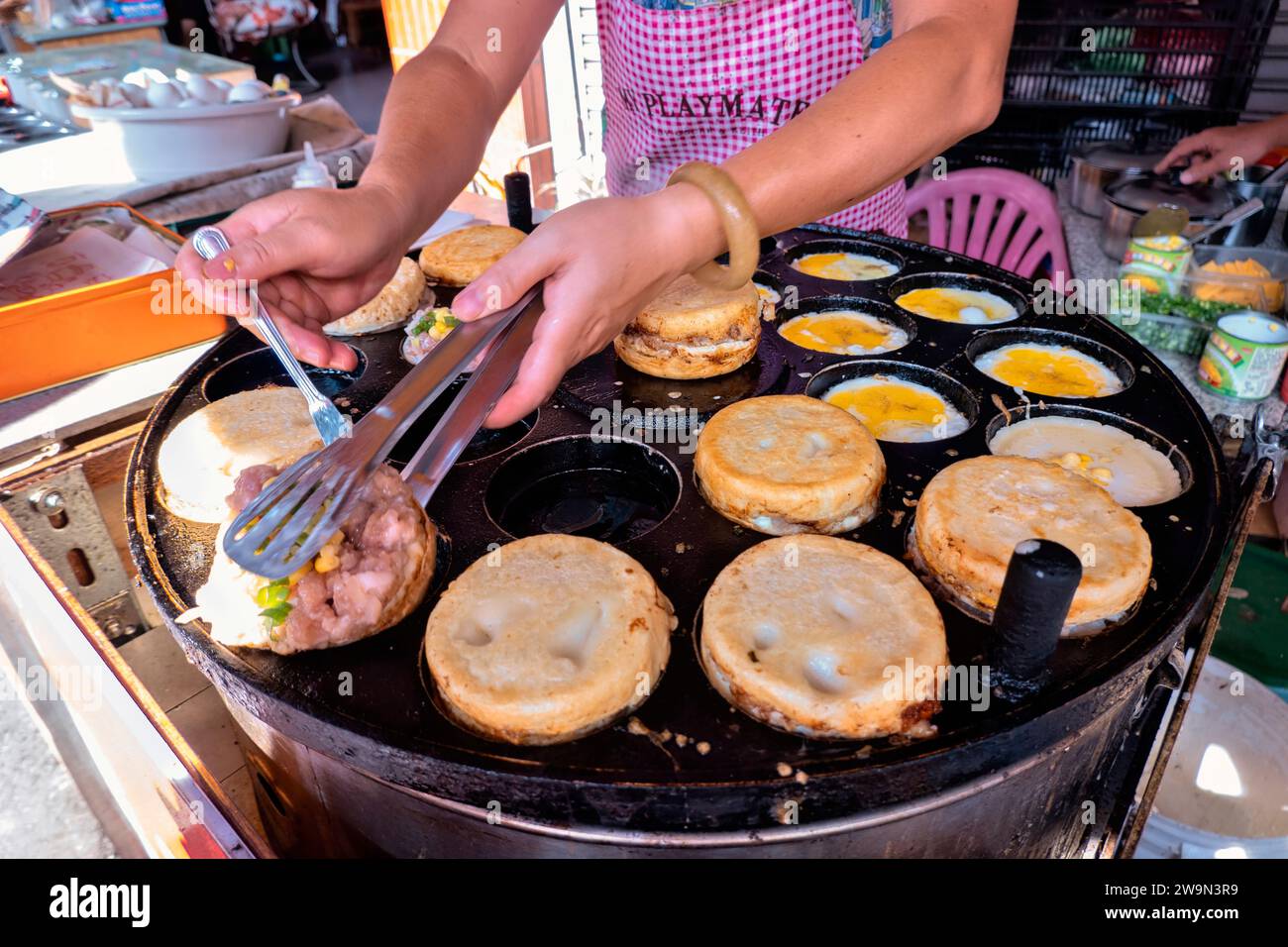 Delicious pork and egg burgers at the night market, Ita Thao, Sun Moon ...