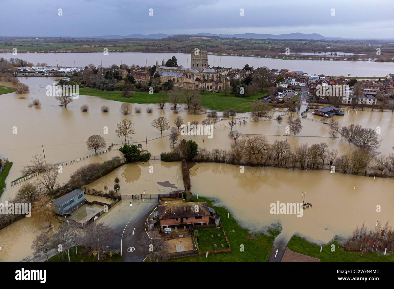Flooding around Tewkesbury Abbey after heavy rain from storm Gerrit ...