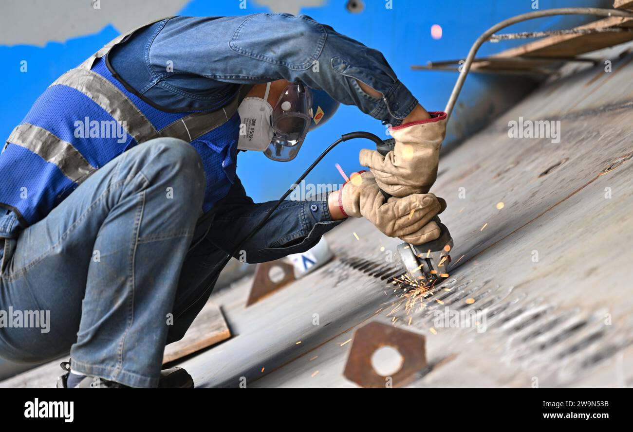 (231229) -- WENCHANG, Dec. 29, 2023 (Xinhua) -- A man works at the No ...