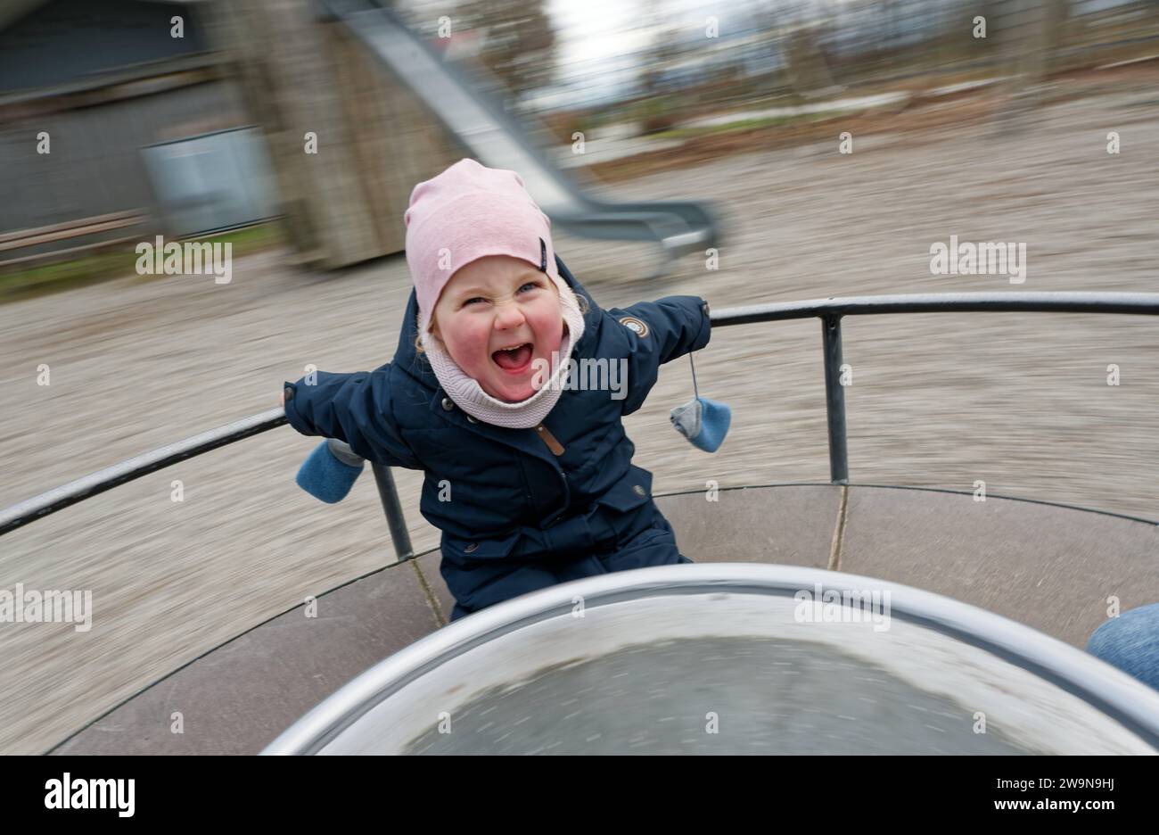 Es lebe der Kinderspielplatz. Das kleine Mädchen geniesst das ...