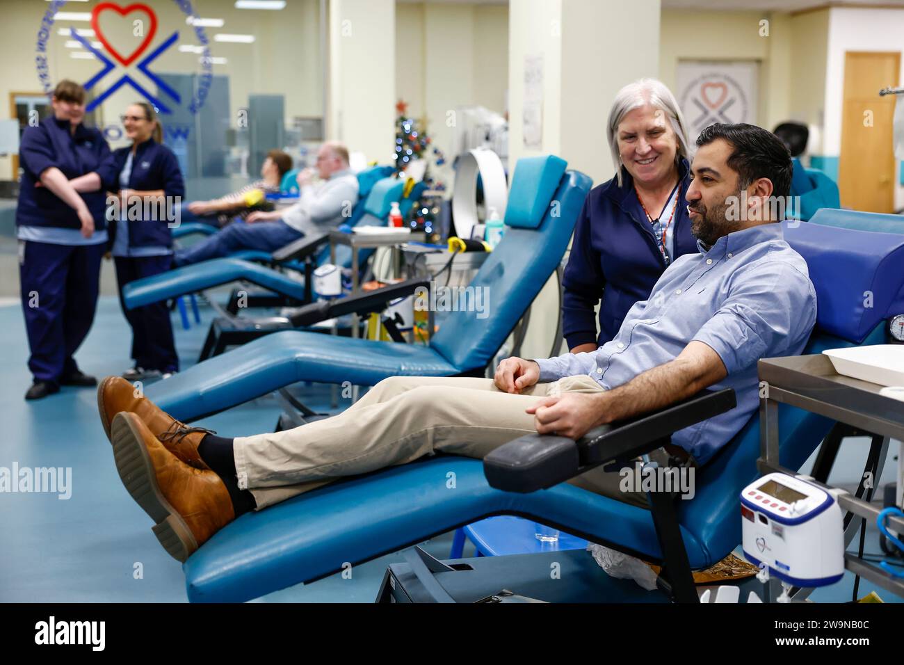 First Minister Humza Yousaf talks with Donor Carer Linda Lappin after ...