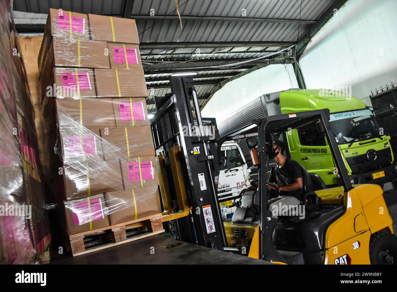 Bandung, West Java, Indonesia. 29th Dec, 2023. Workers unload boxes ...