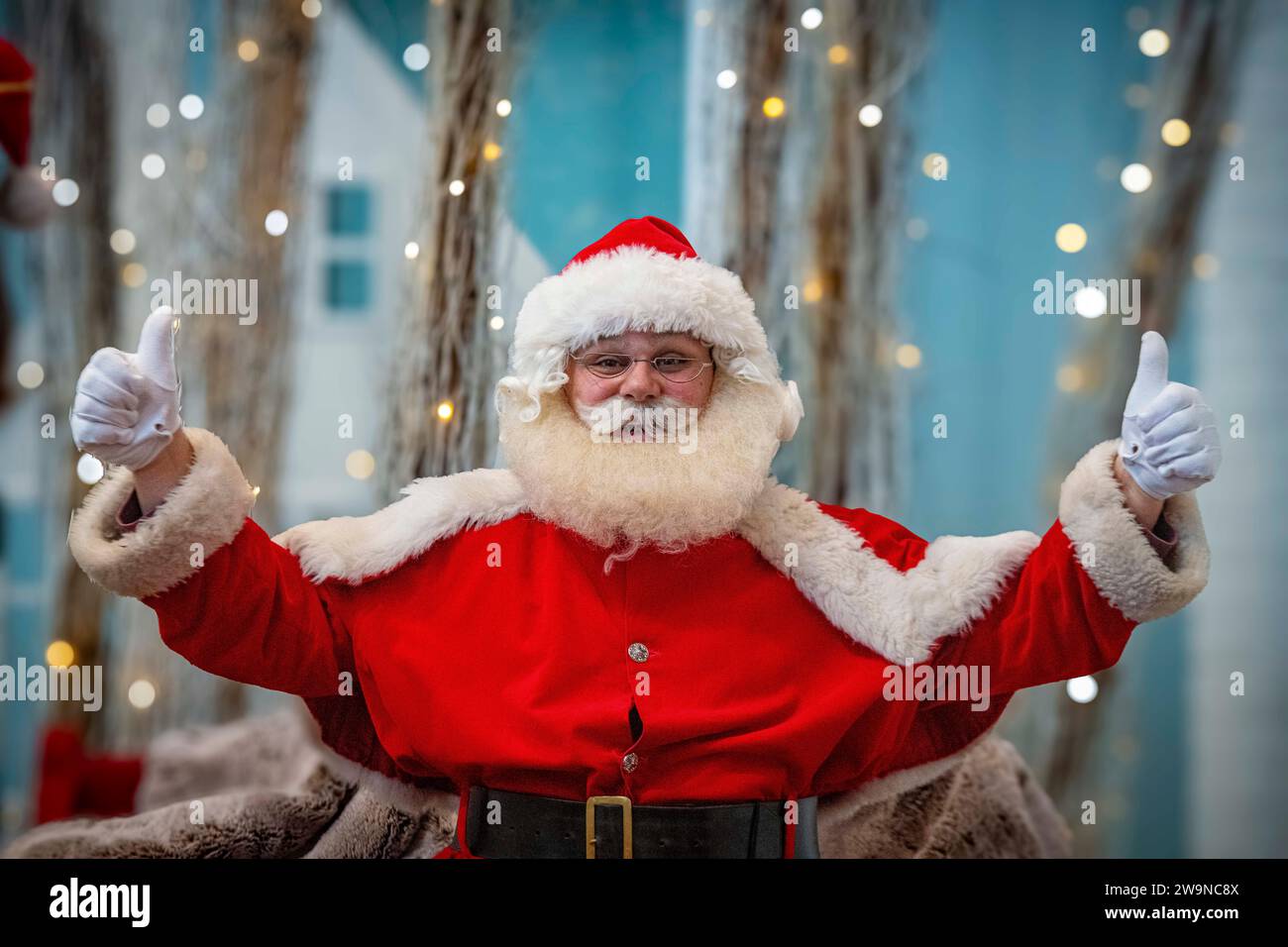Father Christmas welcomes children at Christmas time Stock Photo - Alamy