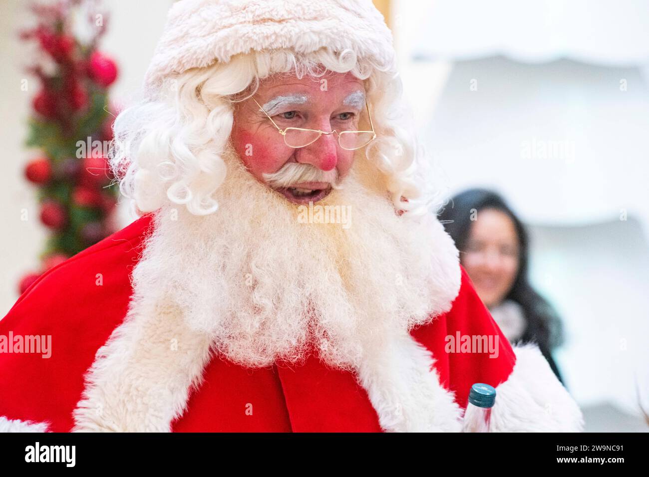 Father christmas welcomes children hi-res stock photography and images ...