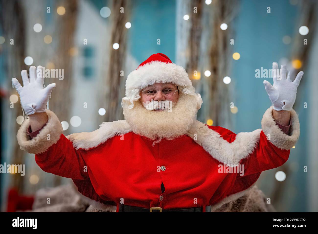 Father christmas welcomes children hi-res stock photography and images ...