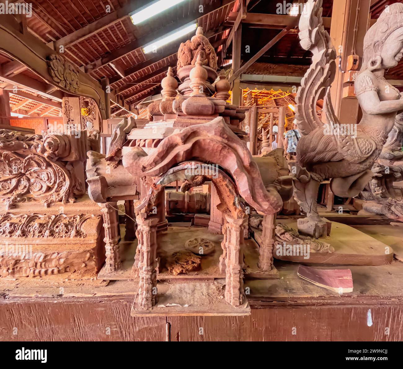 Museum artifacts table hi-res stock photography and images - Alamy