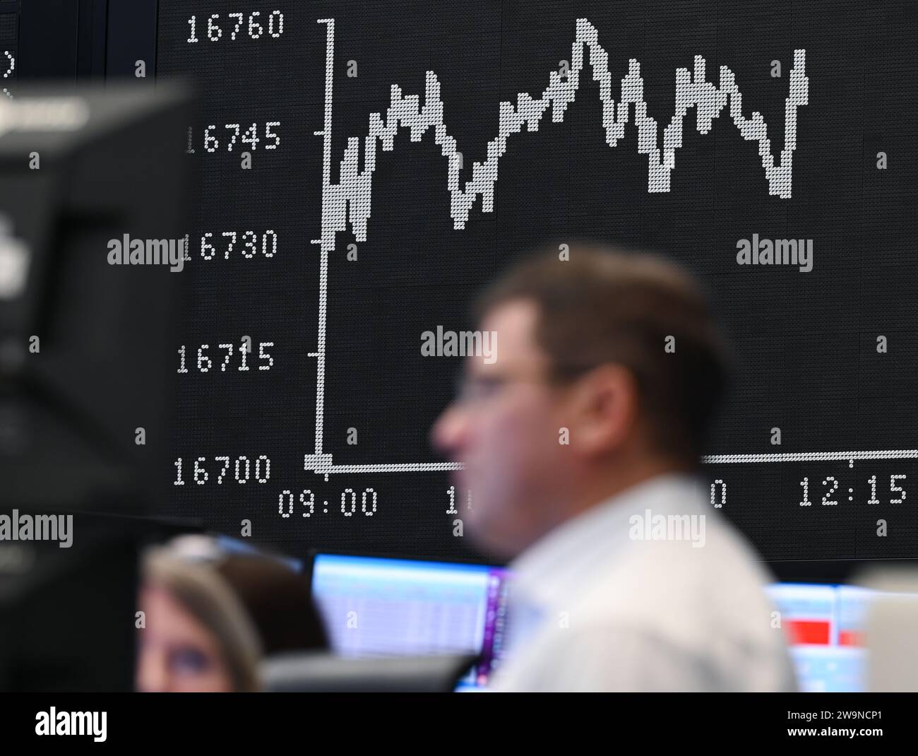 29 December 2023, Hesse, Frankfurt/Main: Stock exchange traders talk to ...