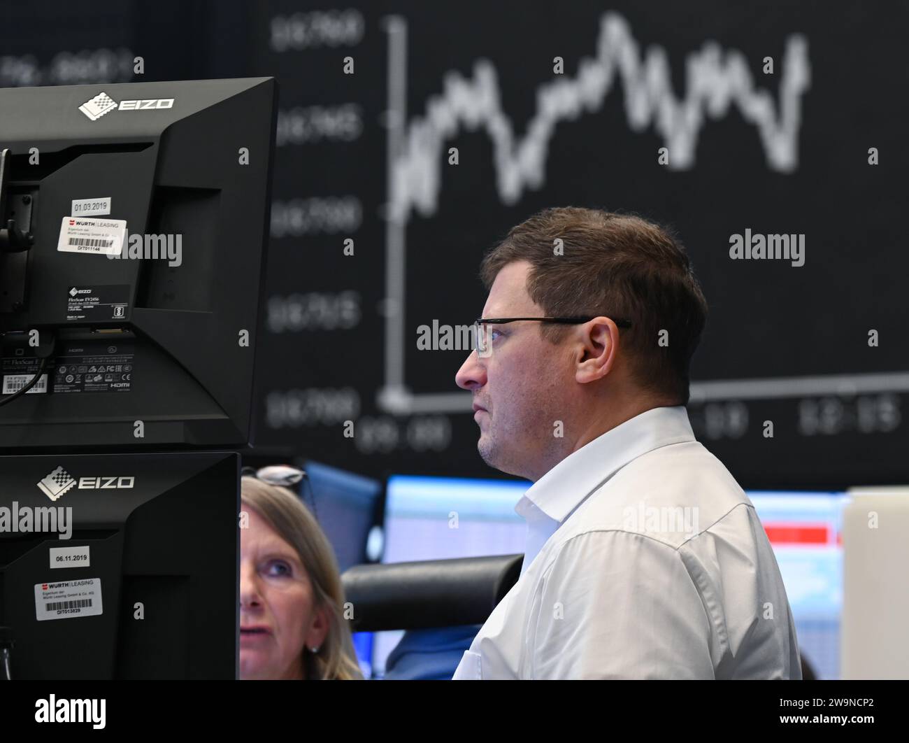 29 December 2023, Hesse, Frankfurt/Main: Stock exchange traders talk to ...