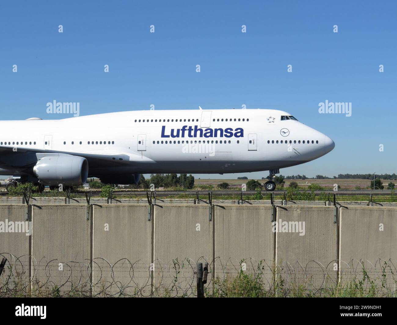 Lufthansa Boeing 747 Side View Stock Photo - Alamy