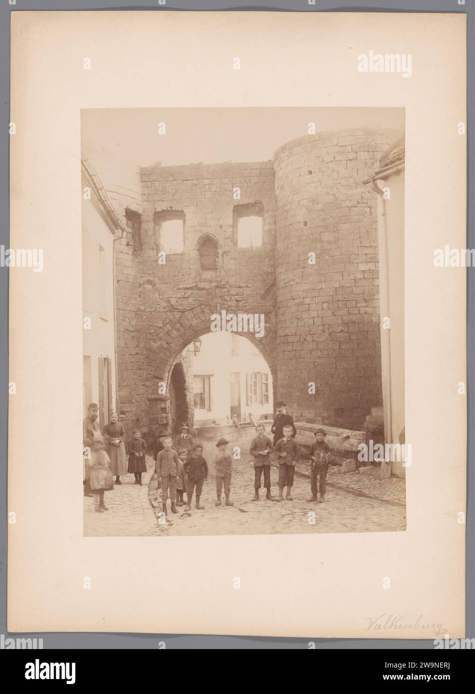 Outside of the Grendelpoort in Valkenburg, Anonymous (Monumentenzorg ...