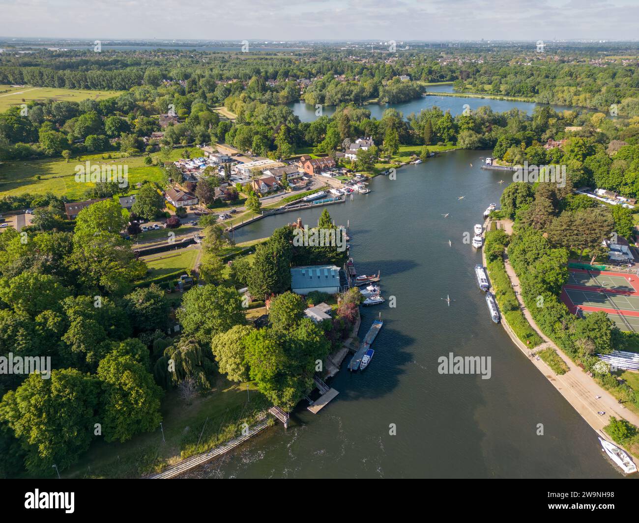 Shepperton Lock and Weir on the River Thames, Surrey, UK Stock Photo ...