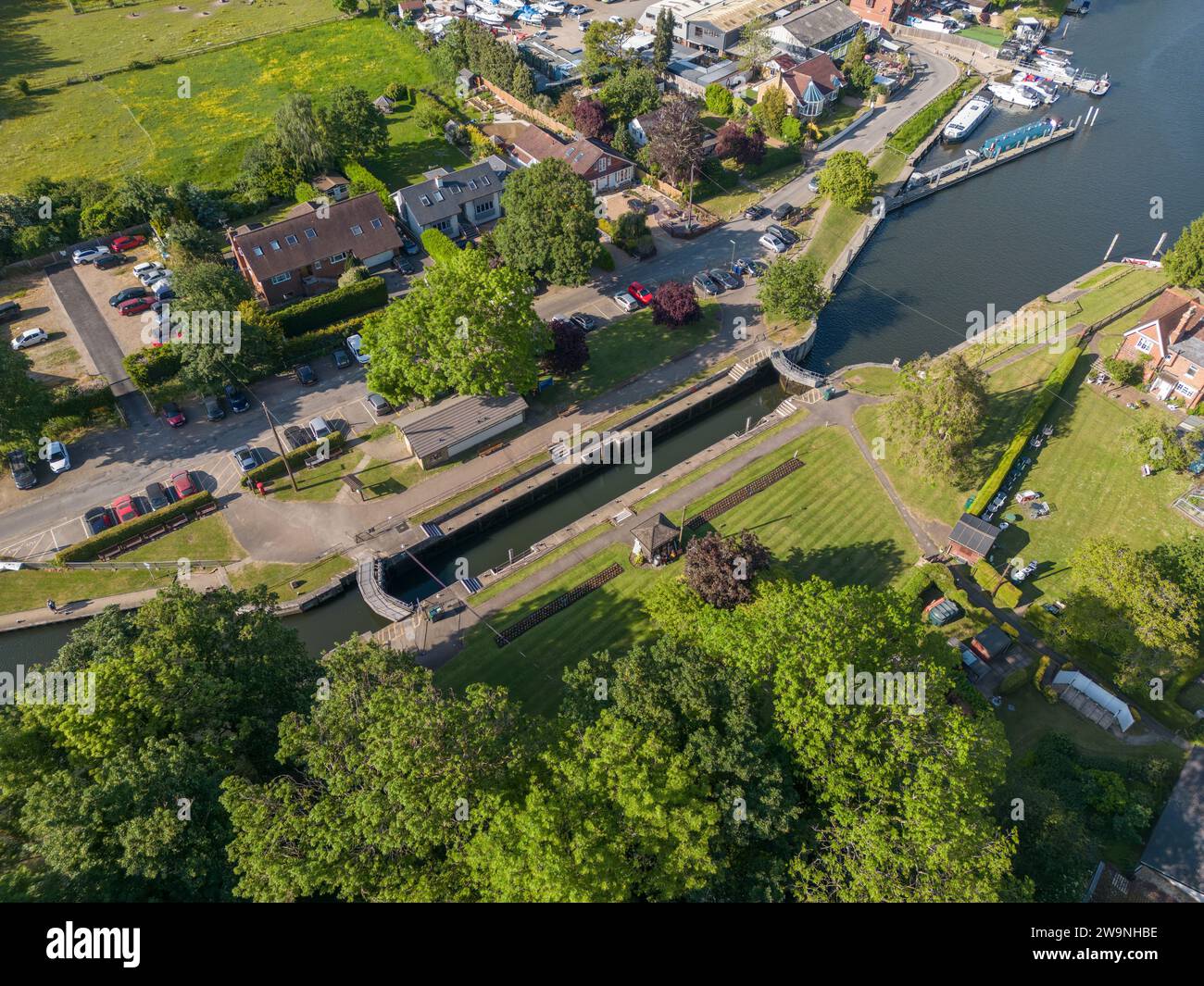 Shepperton Lock and Weir on the River Thames, Surrey, UK Stock Photo ...