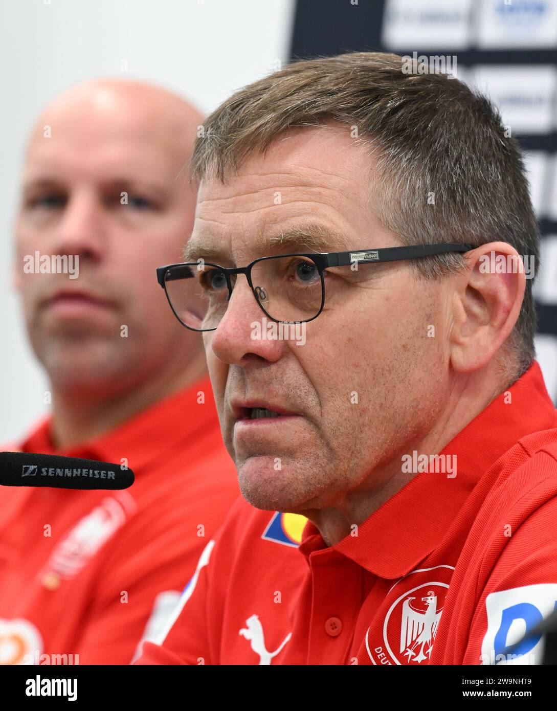 29 December 2023, Hesse, Frankfurt/Main: Alfred Gislason (r), national ...