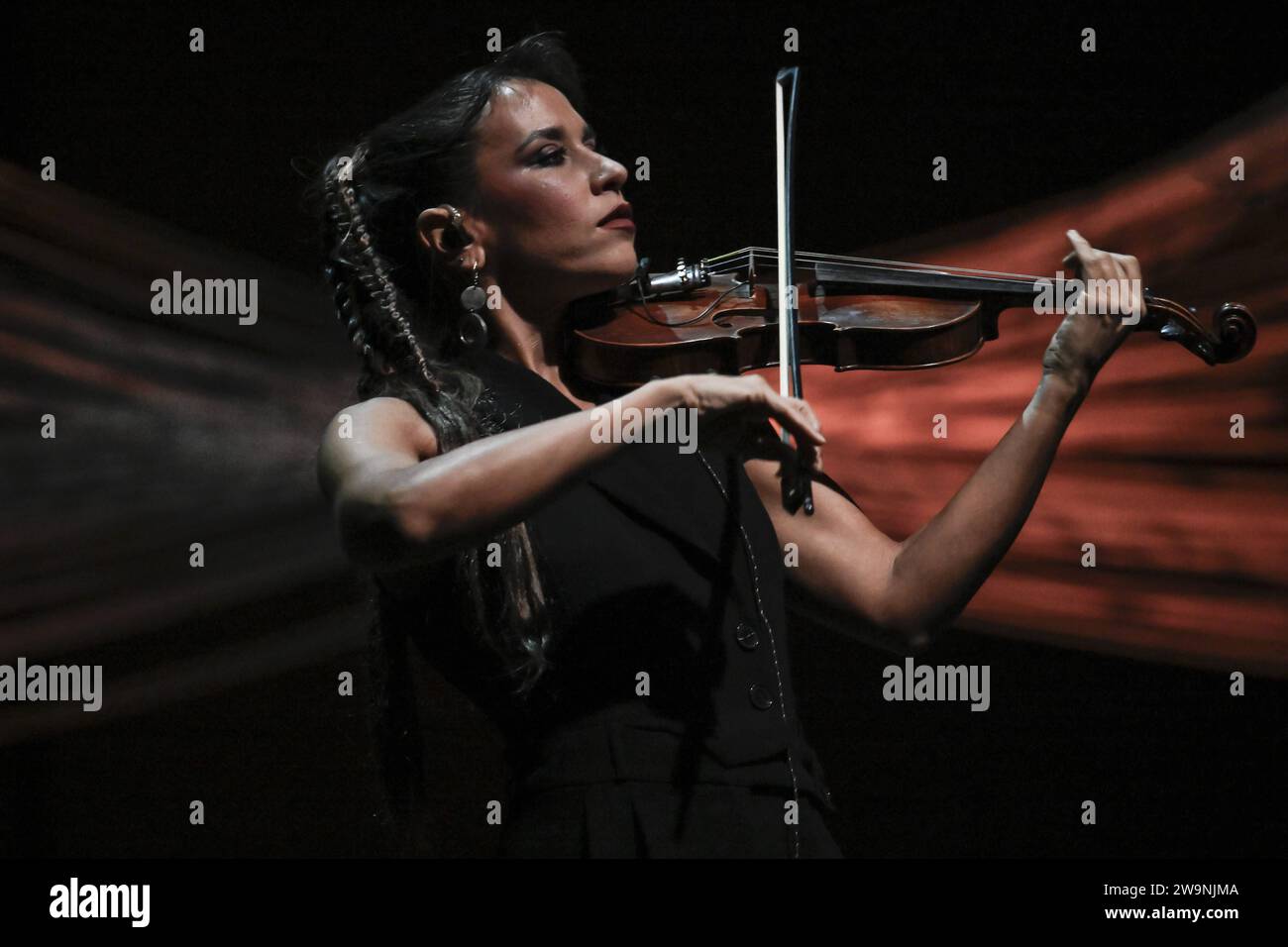 Italian singer Music Concert - MANNARINO - CORDE A TEATRO TOUR Lavinia ...