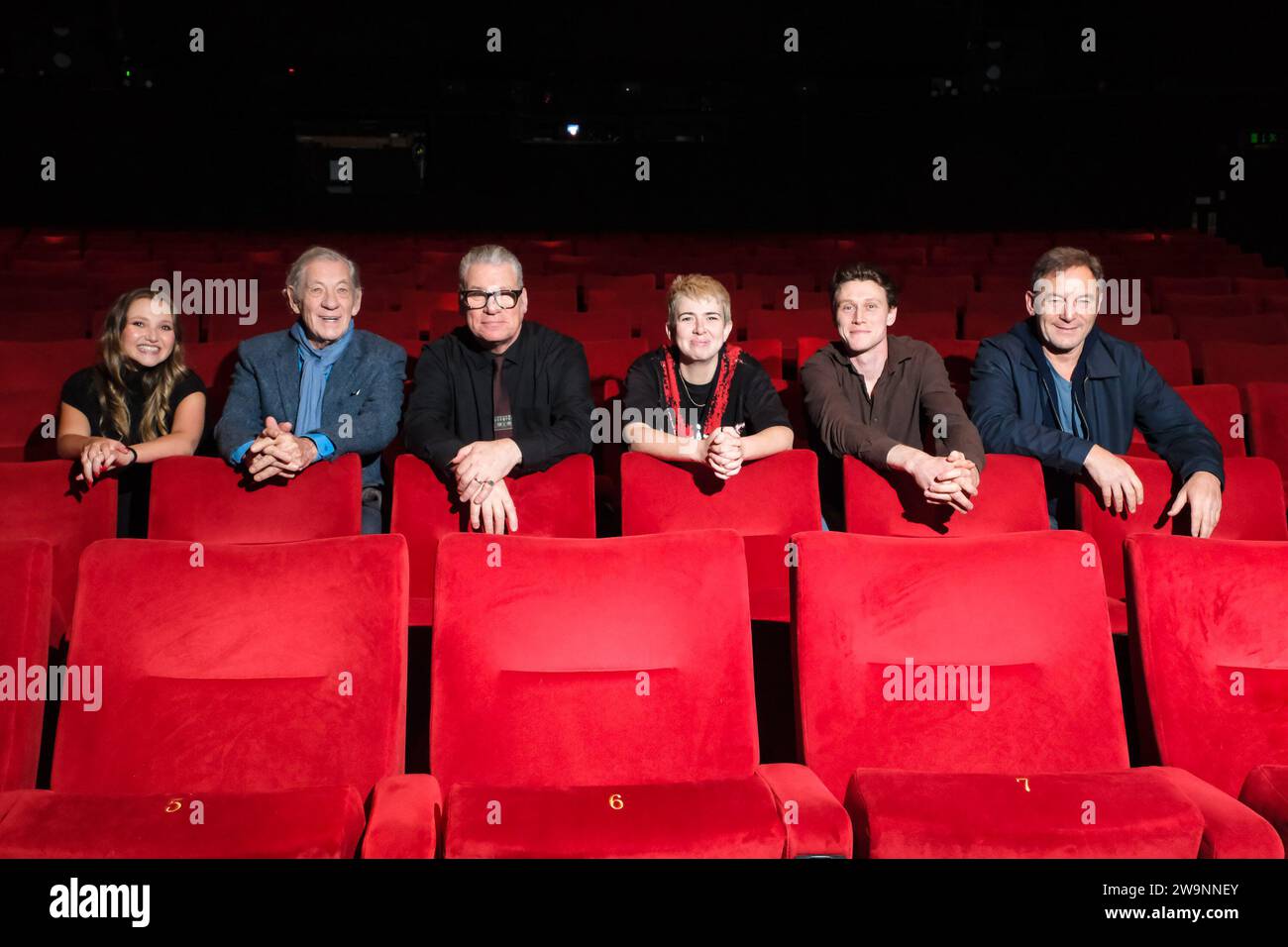 George mackay and jason issacs hi-res stock photography and images - Alamy