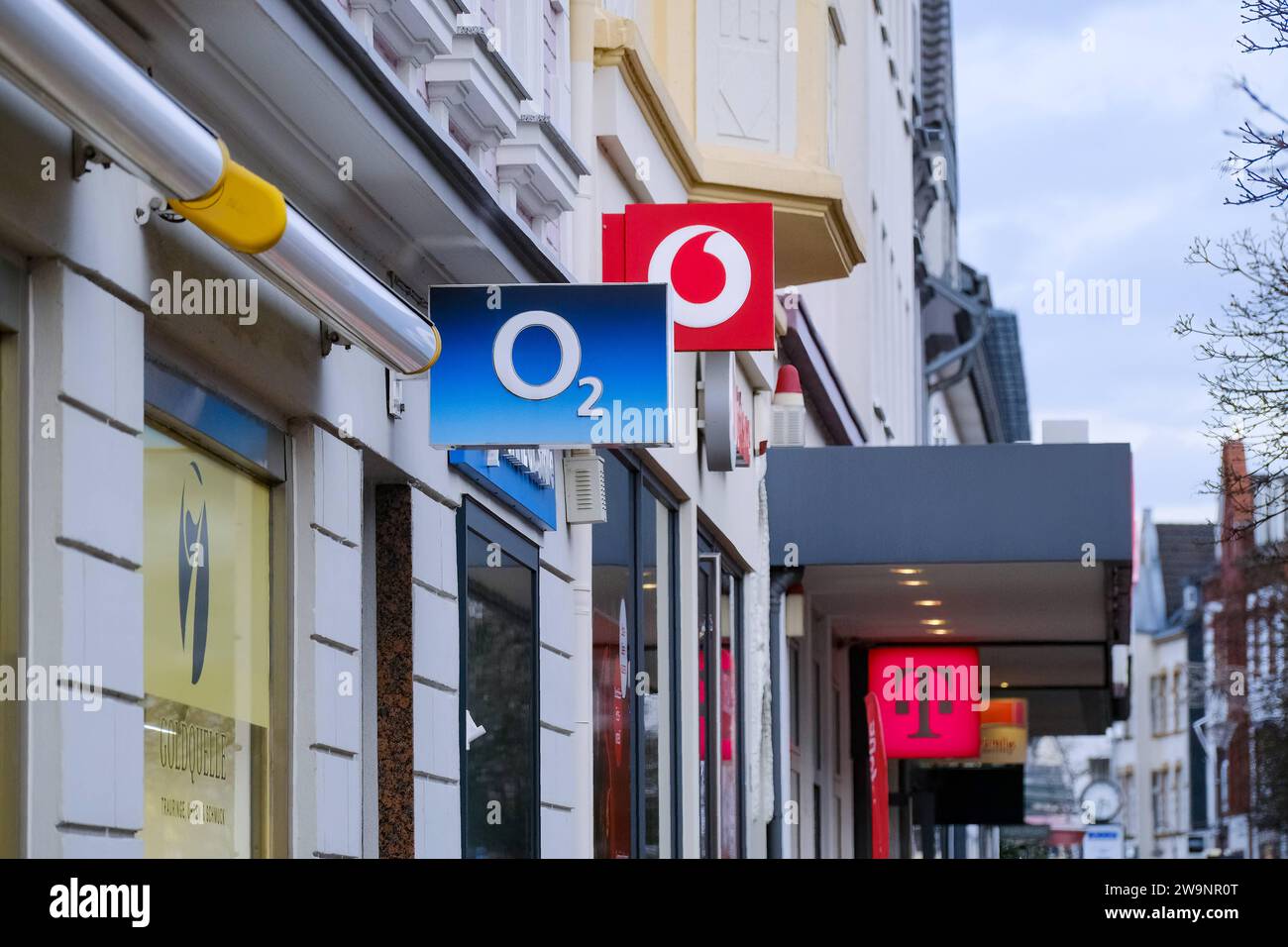 Hilden 29.12.2023 Telekom Magenta Mobilfunkshop Vodafone O2 Telefonica ...