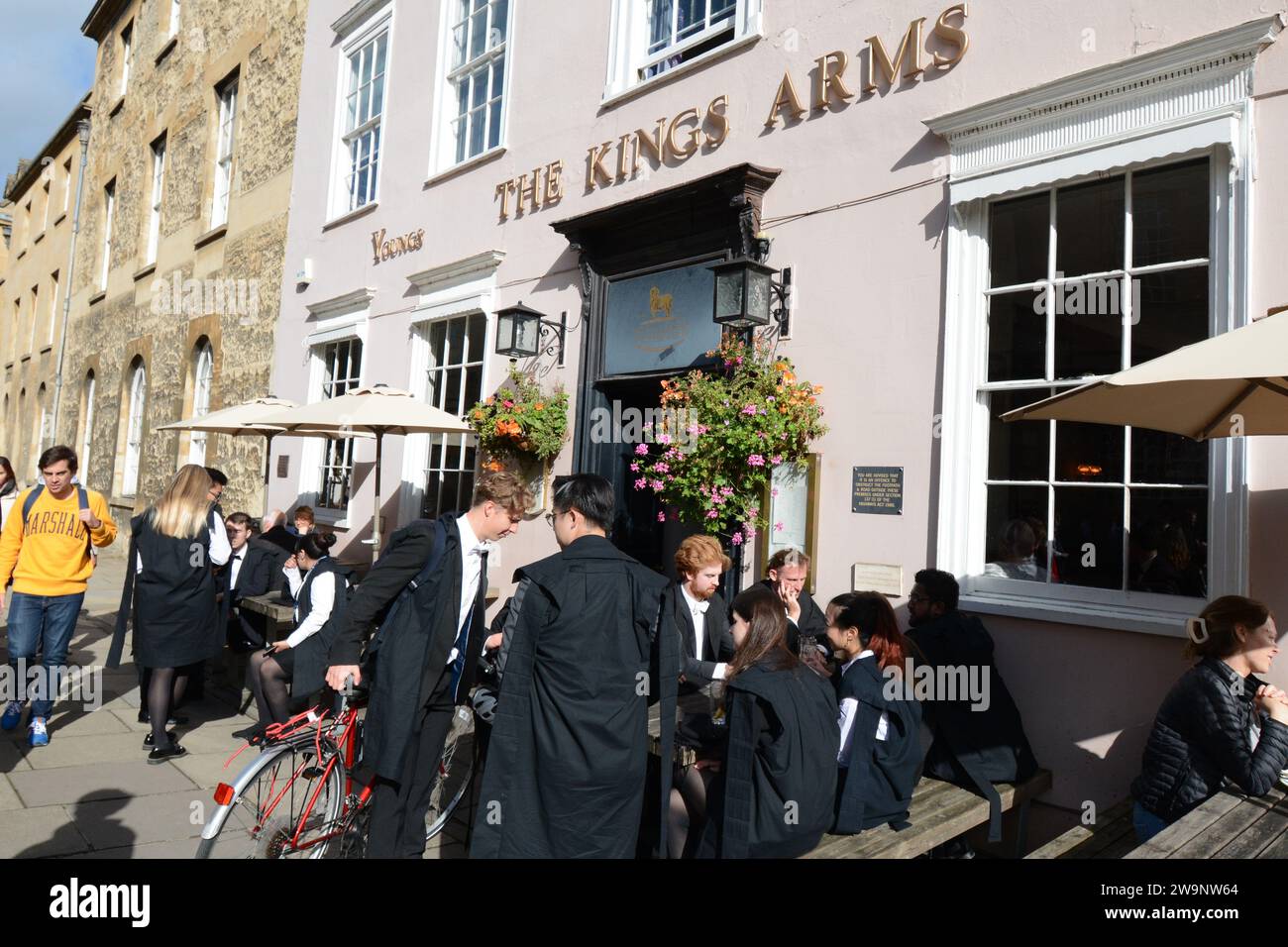Oxford students student boys girls gowns gown black walk walking around ...