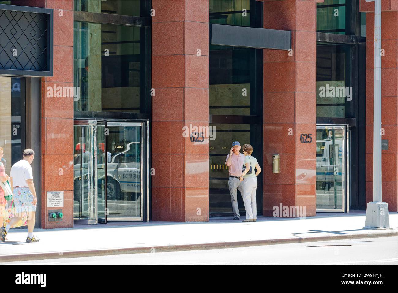 Highly reflective multi-hued glass envelops 625 Madison Avenue ...
